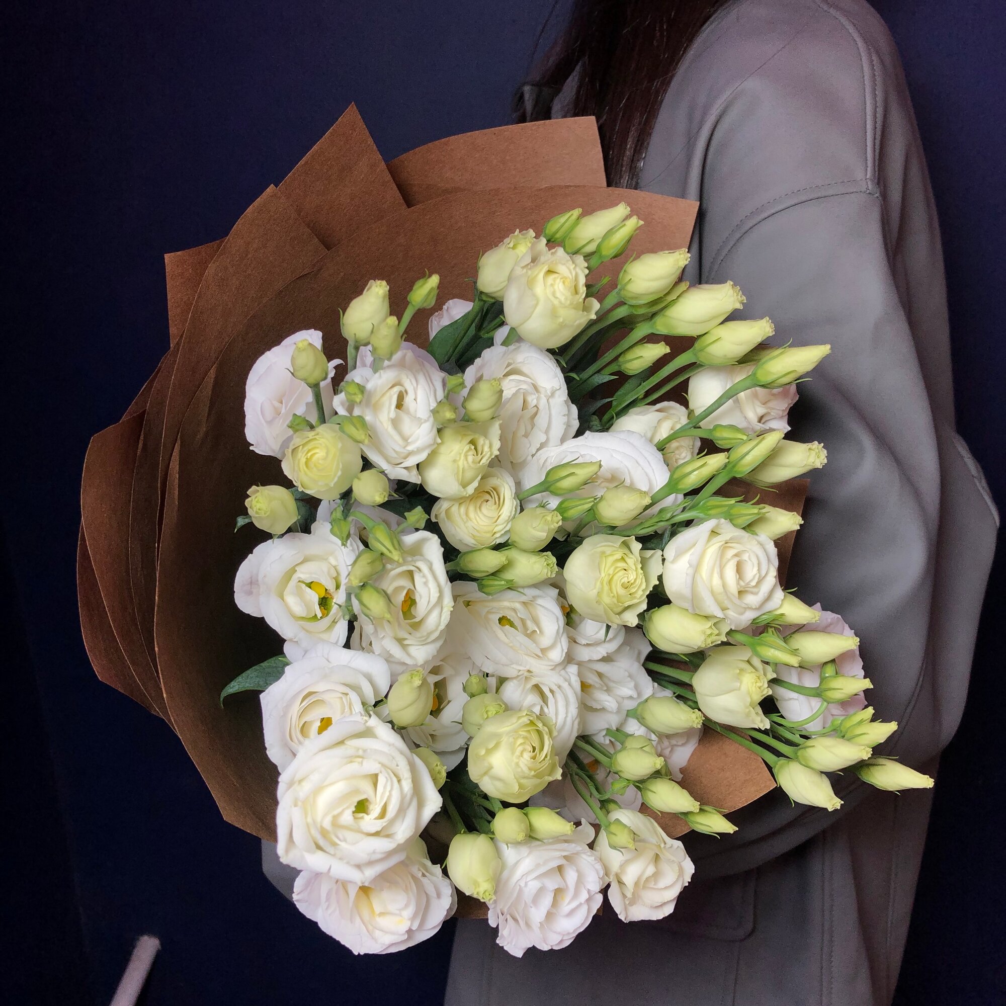 Букет из 5 белых эустом в крафте