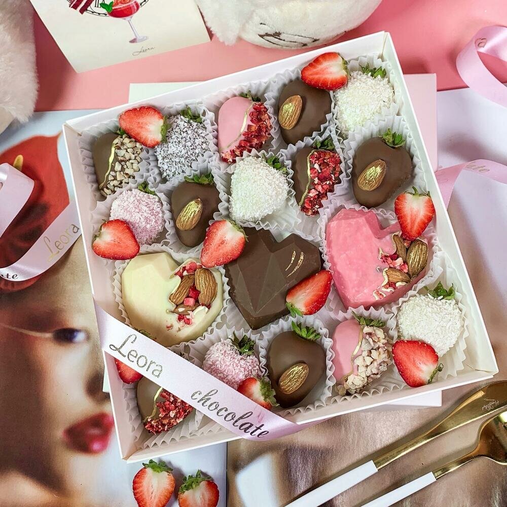 Клубника в шоколаде набор T3032. В наборе 12 - 18 шт. и 3 сердца из шоколада. Бельгийский шоколад Callebaut.