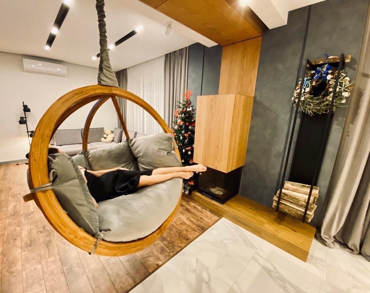 Подвесное кресло из натурального дерева Deep Lounge. Подушки в комплекте, круглое подвесное кресло кокон, качель для взрослых, нагрузка до 250кг — фото 1
