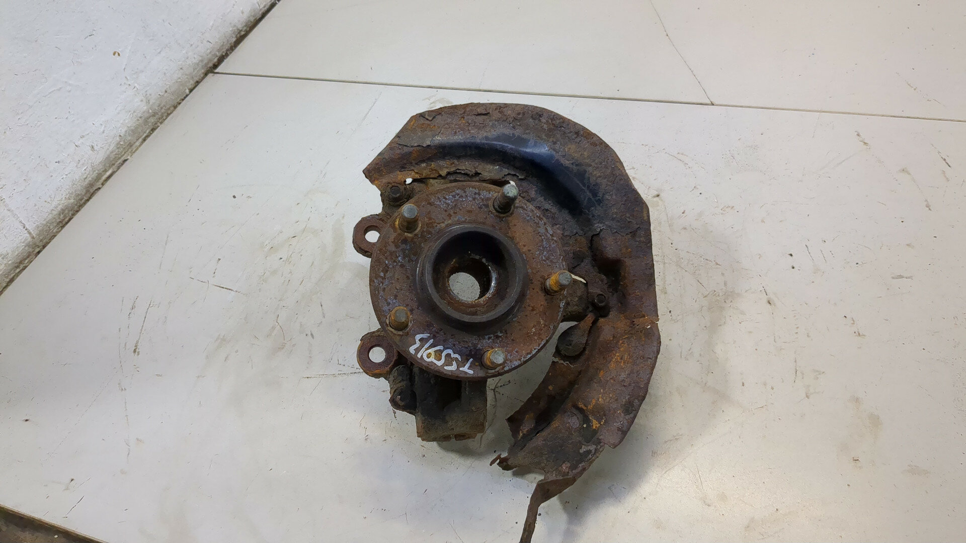 Ступица (кулак, цапфа) левая передняя Mazda 3 (BK) Б/У