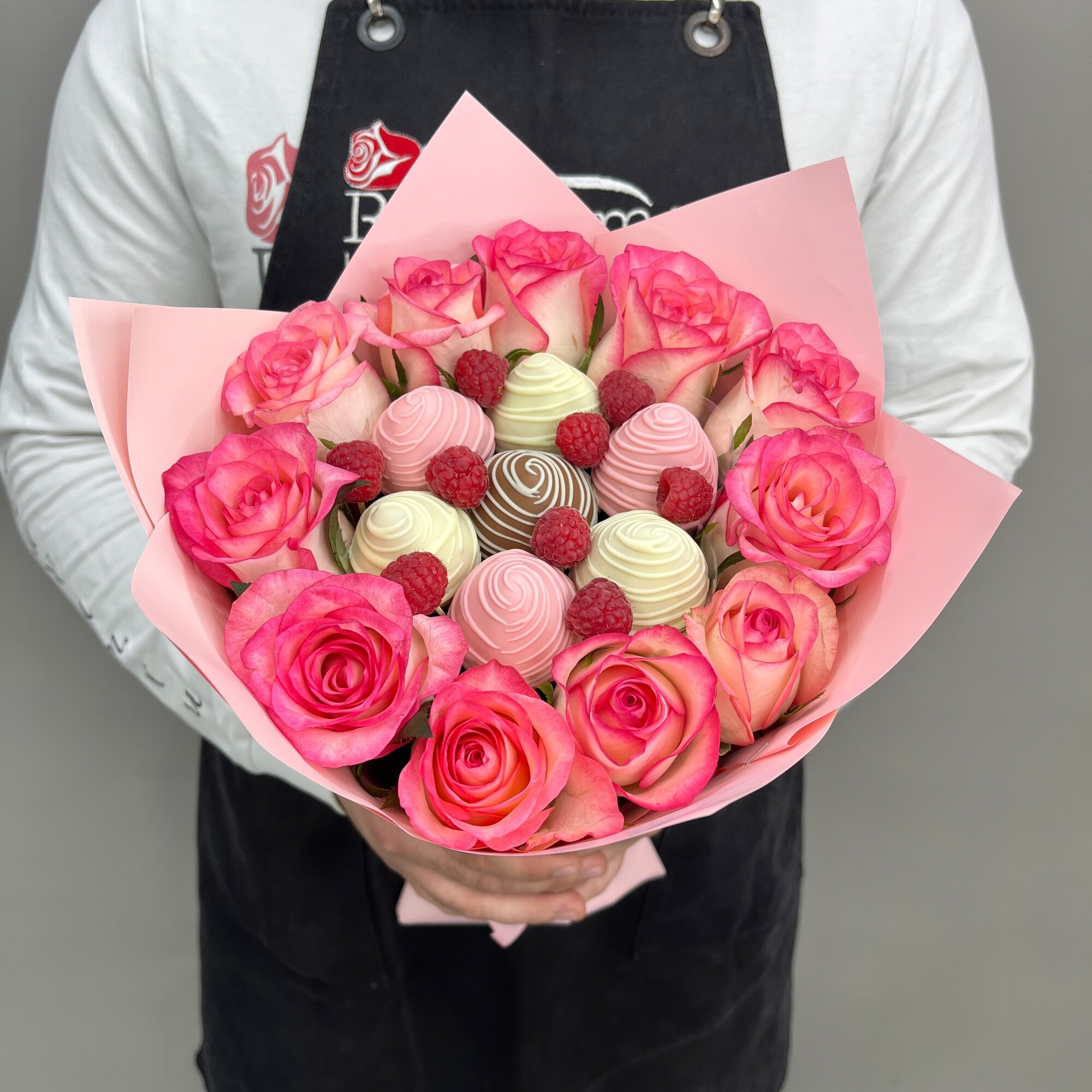 Розы Джумилия с клубникой в шоколаде в букете 50 см Q129 RozaVam