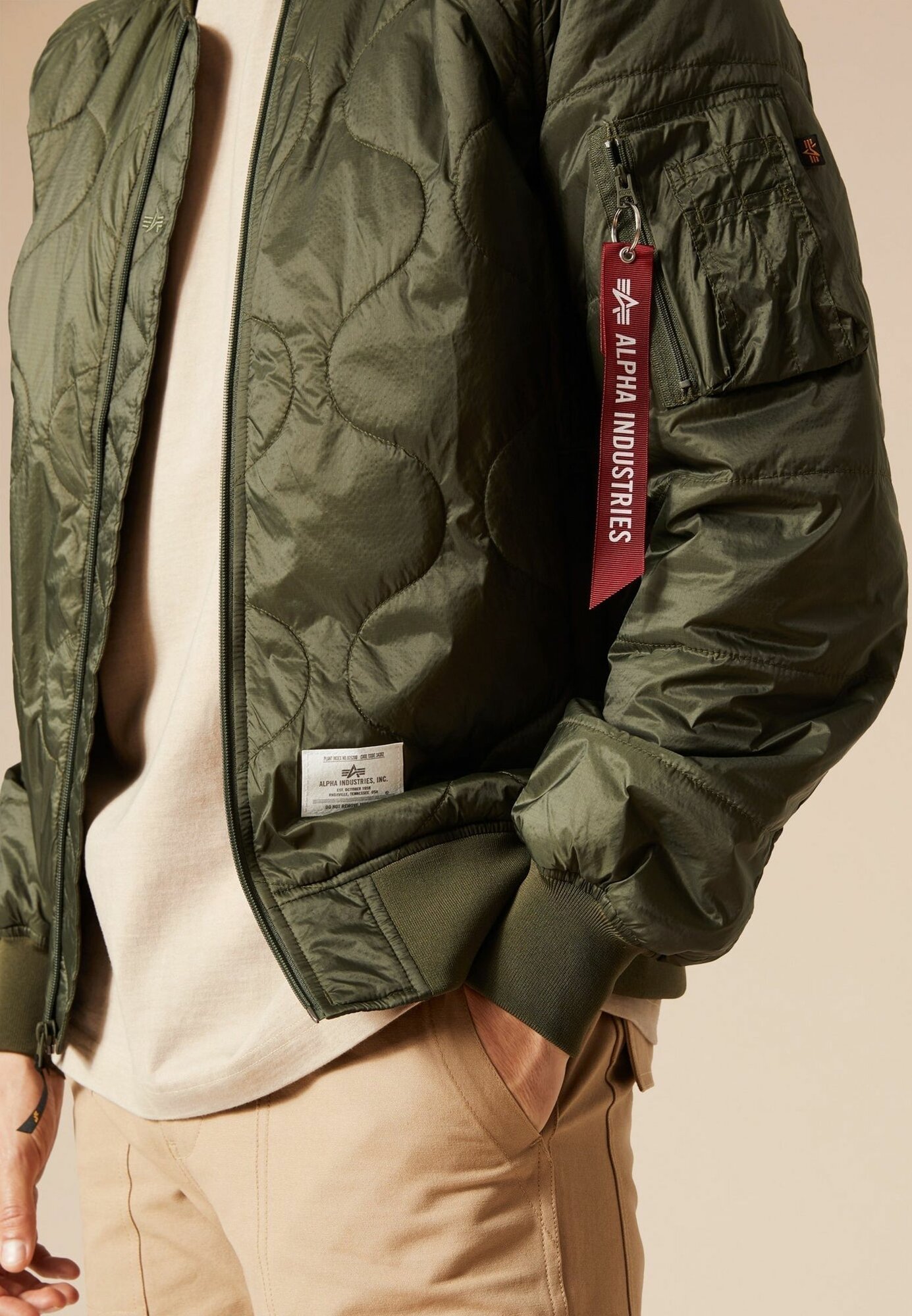Бомбер ALPHA INDUSTRIES, размер 48, зеленый — фото 1