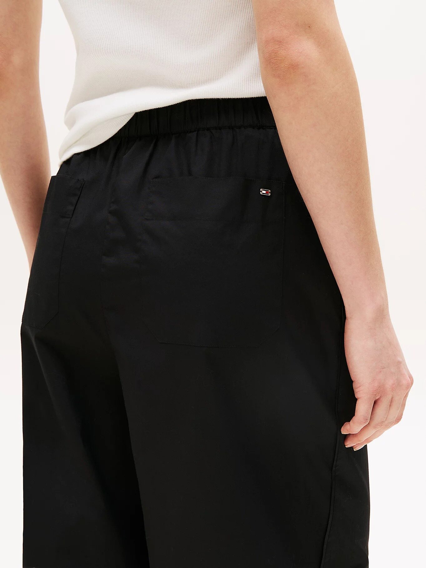 Брюки классические TOMMY HILFIGER Wide Leg Relaxed Poplin Trousers, размер 40 EU, черный — фото 1
