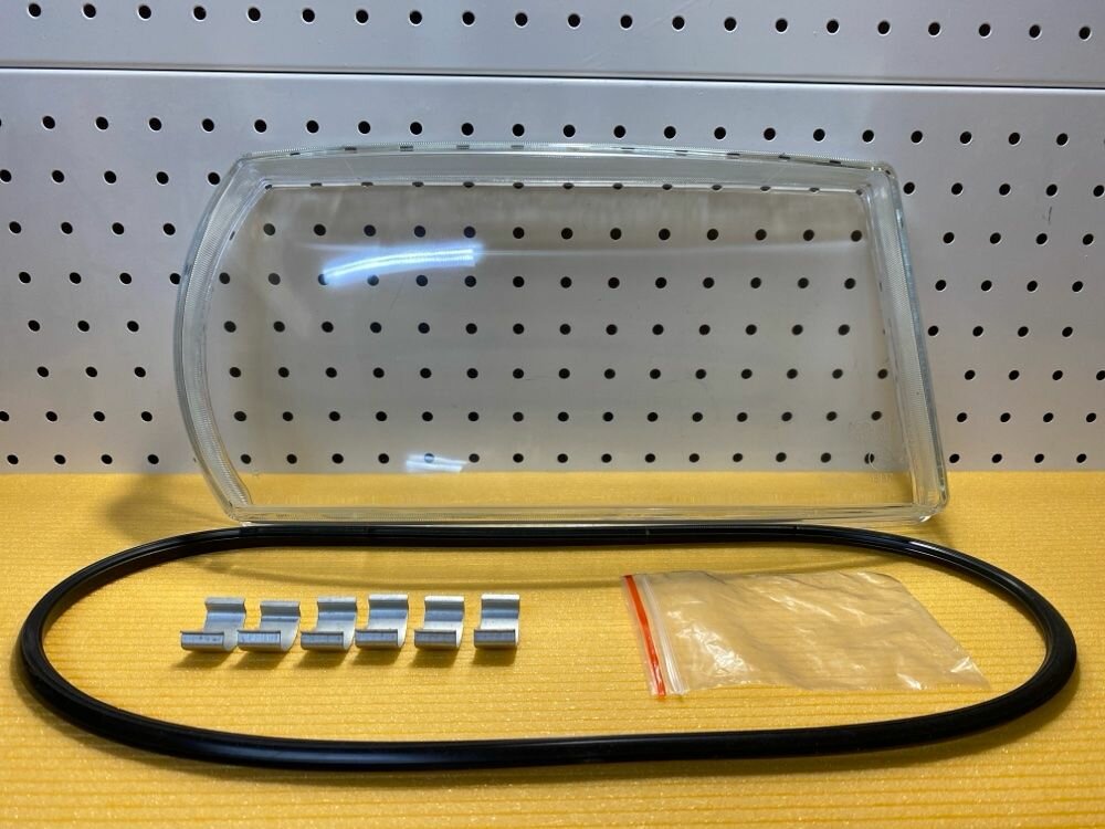 Стекло фары правое головного света с резинкой и креплениями Scania