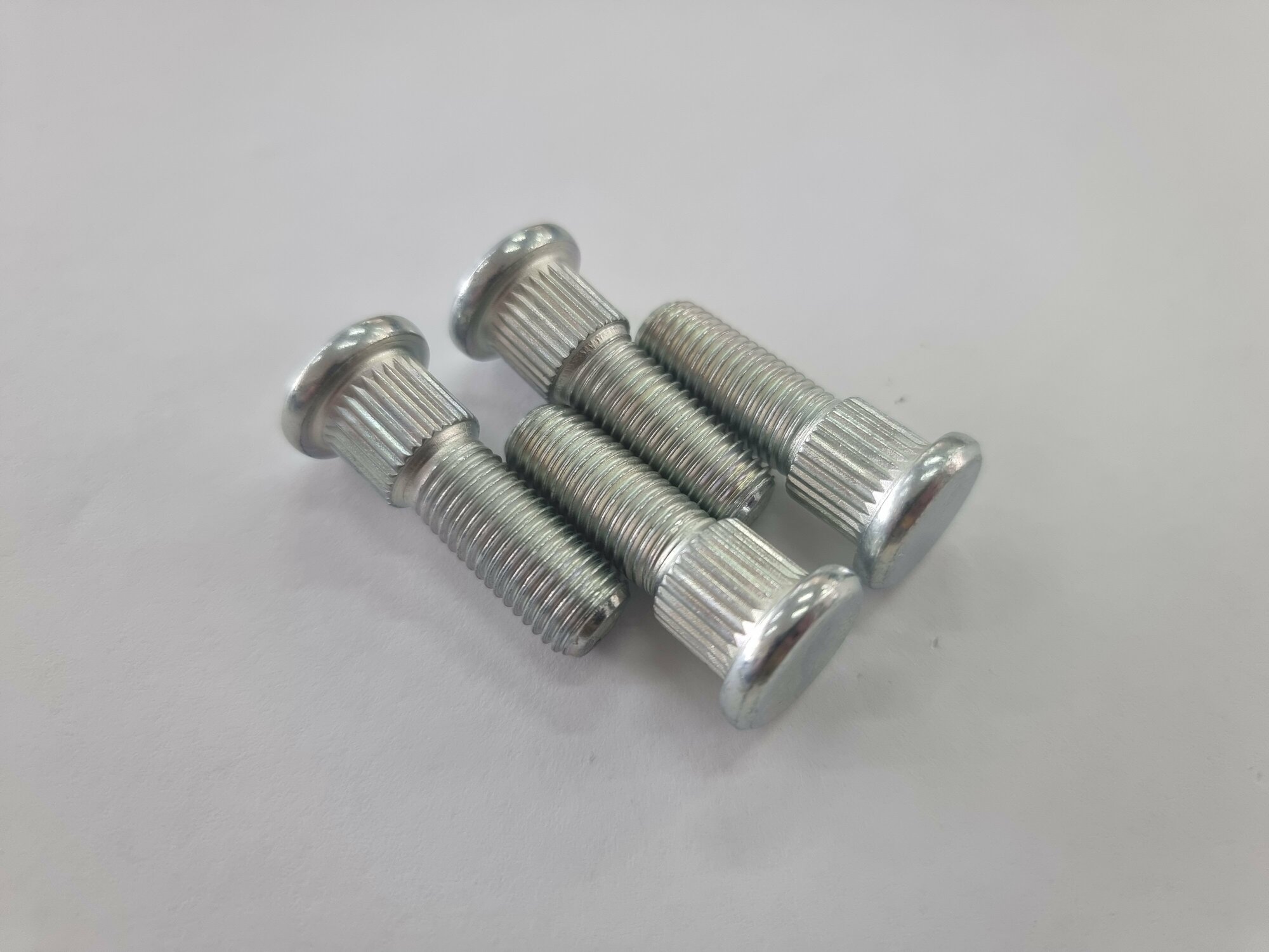 Болт колесной ступицы