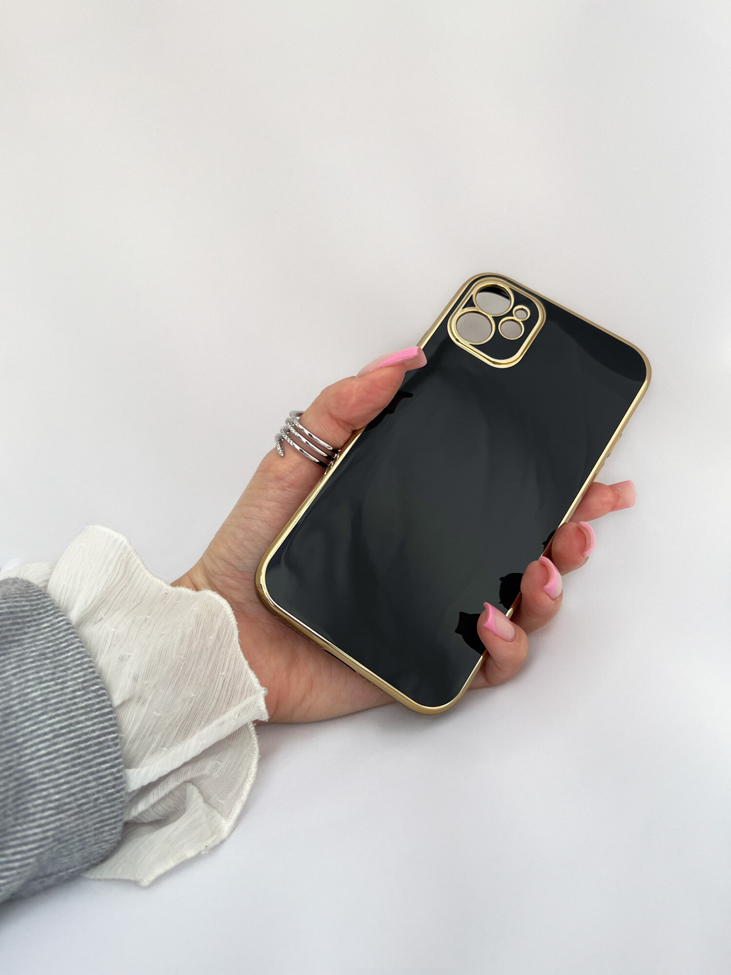 Противоударный глянцевый чехол черный на Apple iPhone 13