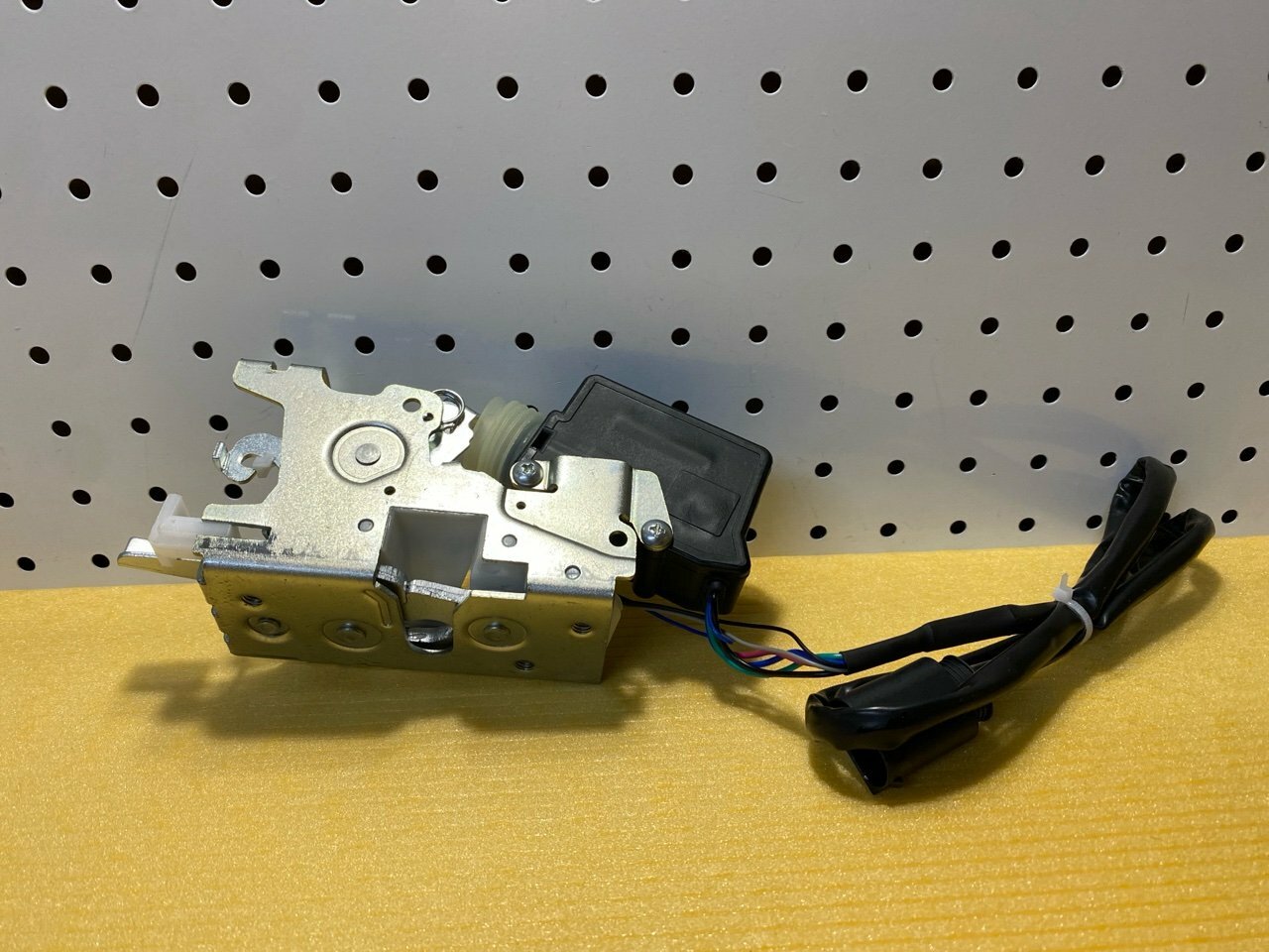 Замок двери левый MERCEDES ACTROS ANTOS AROCS AXOR SPRINTER (мерседес)