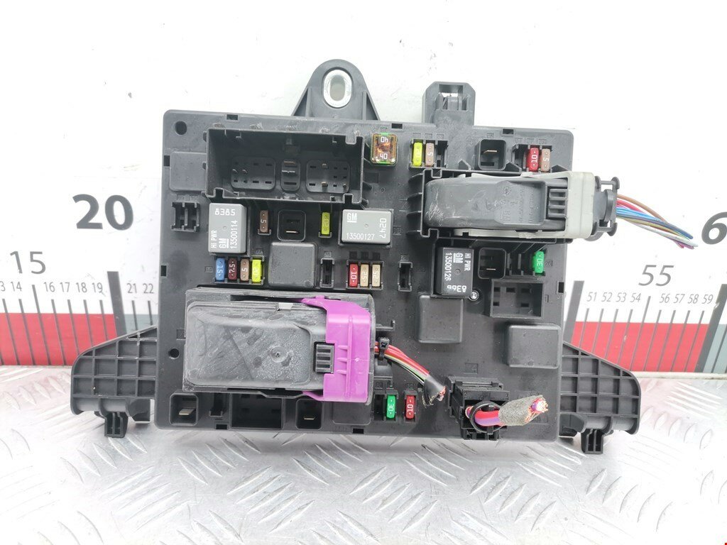 Блок предохранителей Opel Astra J 13302301 арт. 1831760