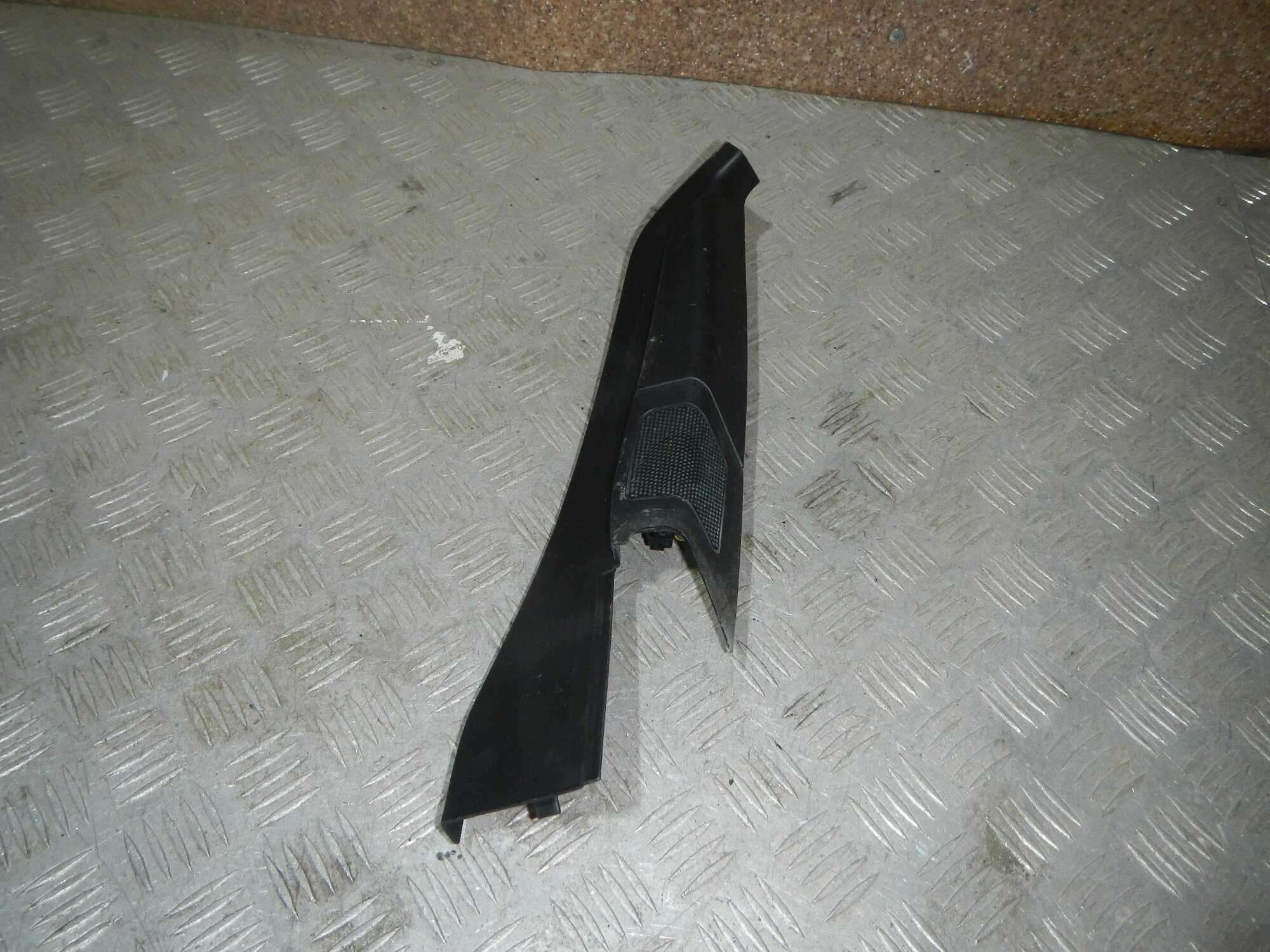 Б/У Уголок двери передней правой (внутренний), Ford (Форд)-C-MAX (03-11) FORD C-MAX (03-11) С динамиком. Потертости. 5412...