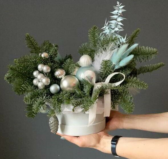 Зимний интерьерный букет из натуральной хвои нобилис в шляпной коробке