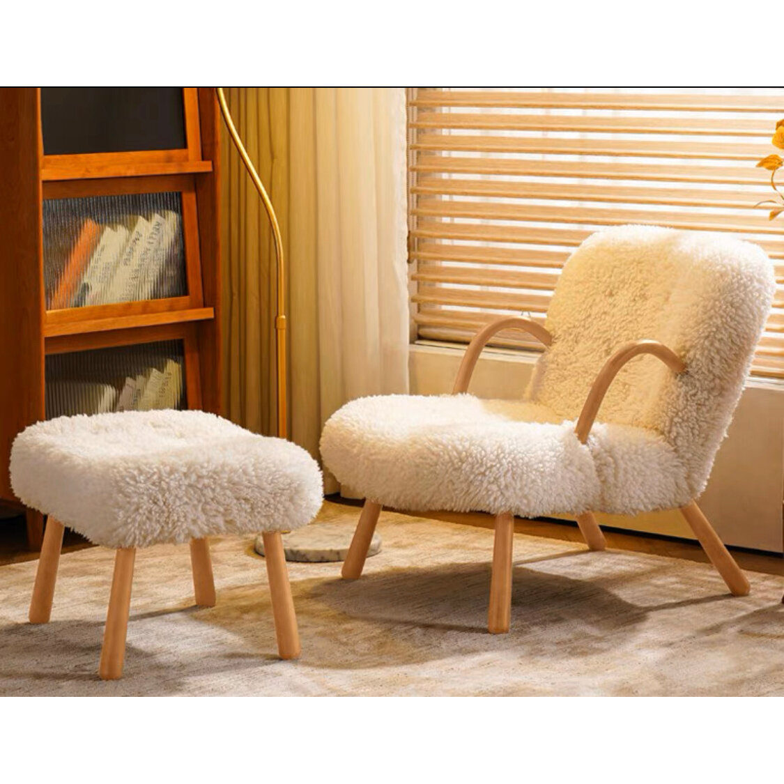 Кресло Fluffy (Кресло с пуфом для ног / шерсть молочного цвета, светлое дерево)