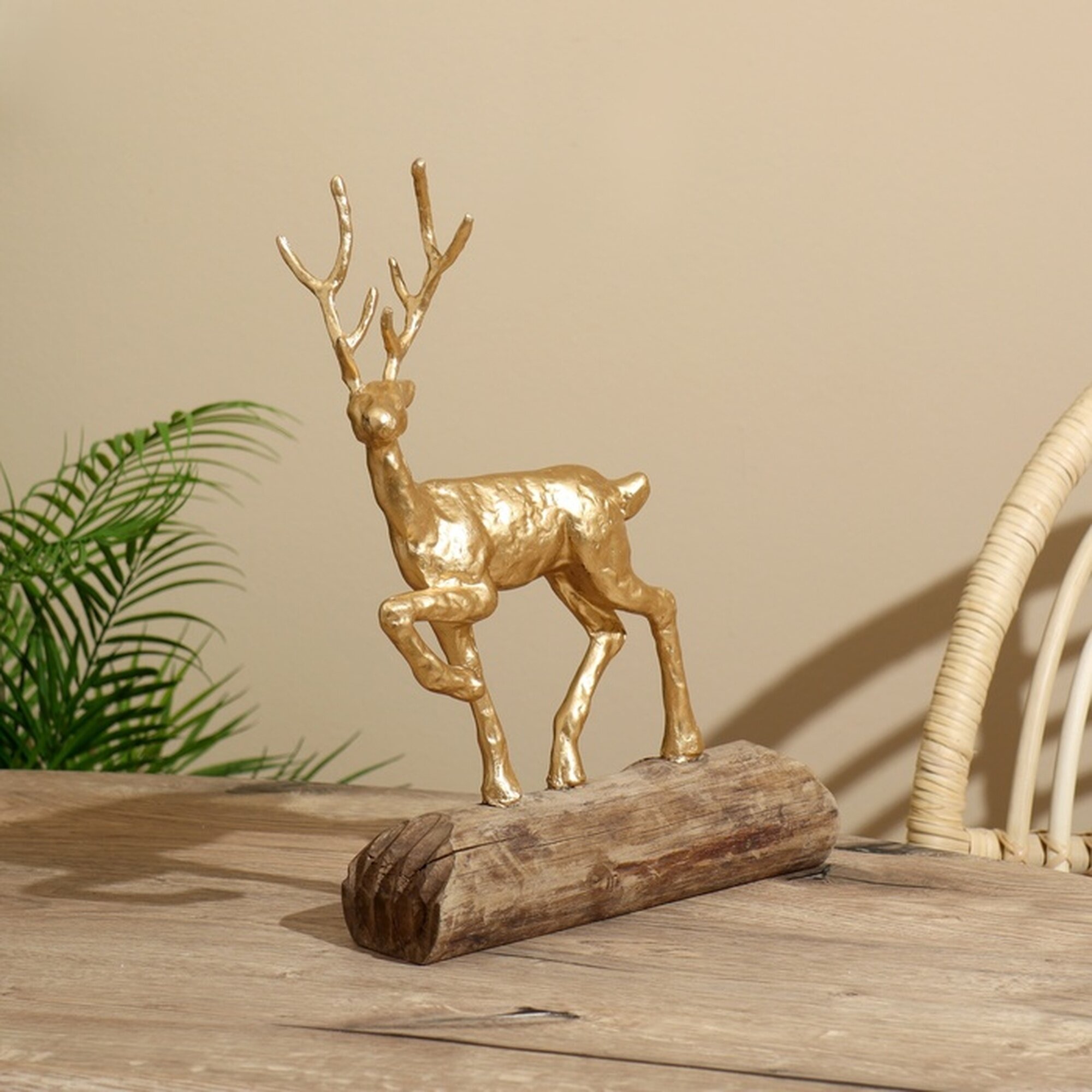 Статуэтка Сима-ленд "Олень", дерево, полирезин, бежево-золотистая, 26,5x13x36 см