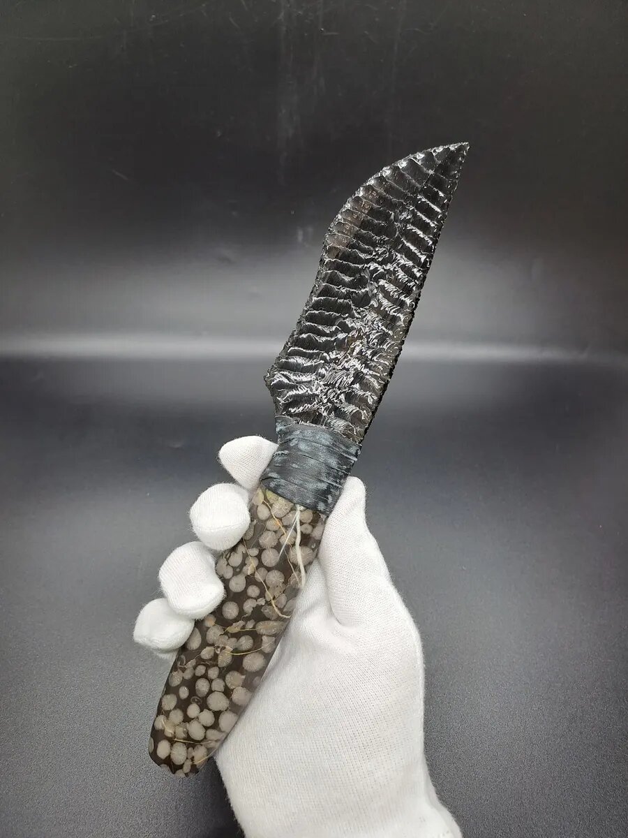 Нож обсидиановый с рукоятью из окаменелости ракушки 25 см