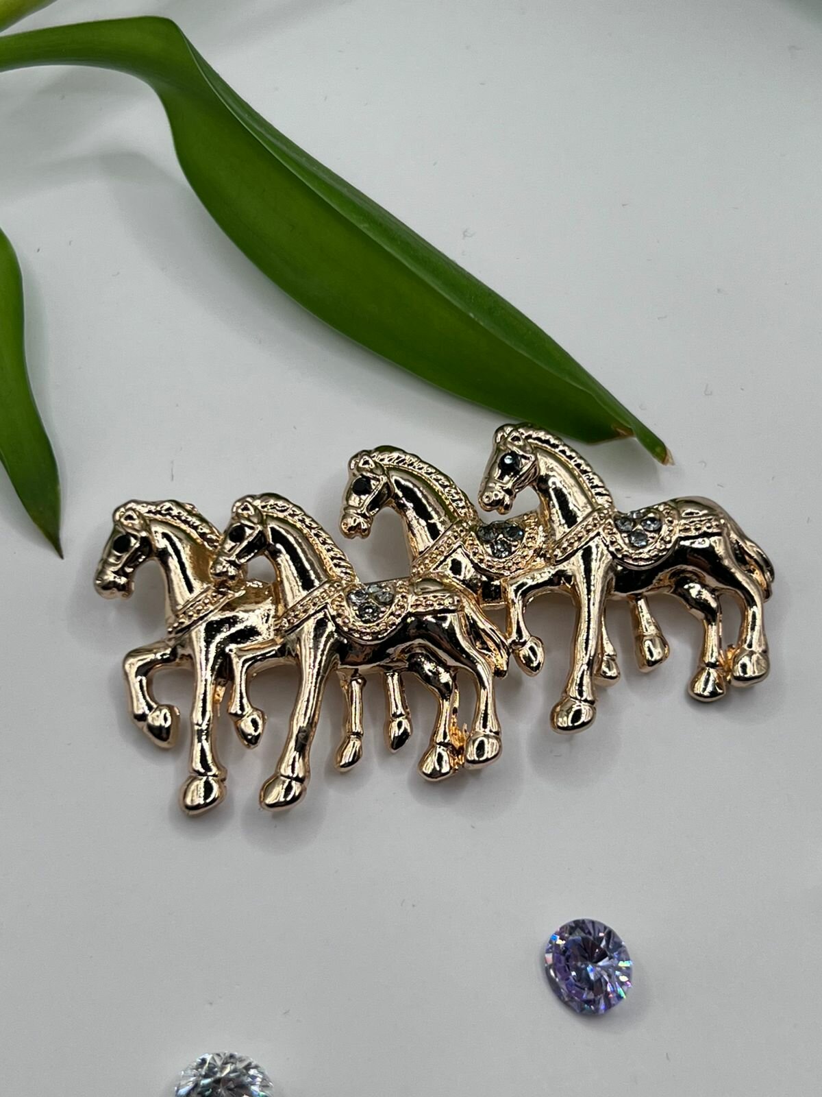 Брошь, стразы