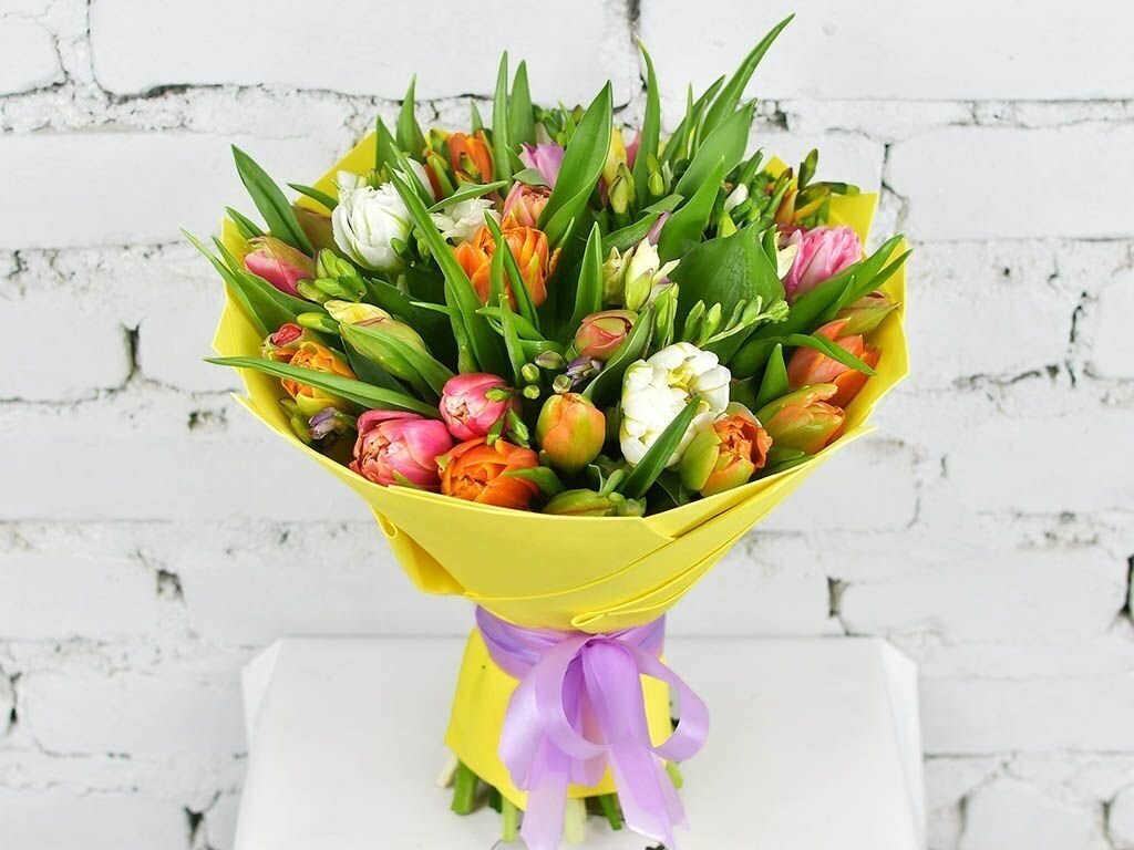 Букет 29 тюльпанов микс с фрезией