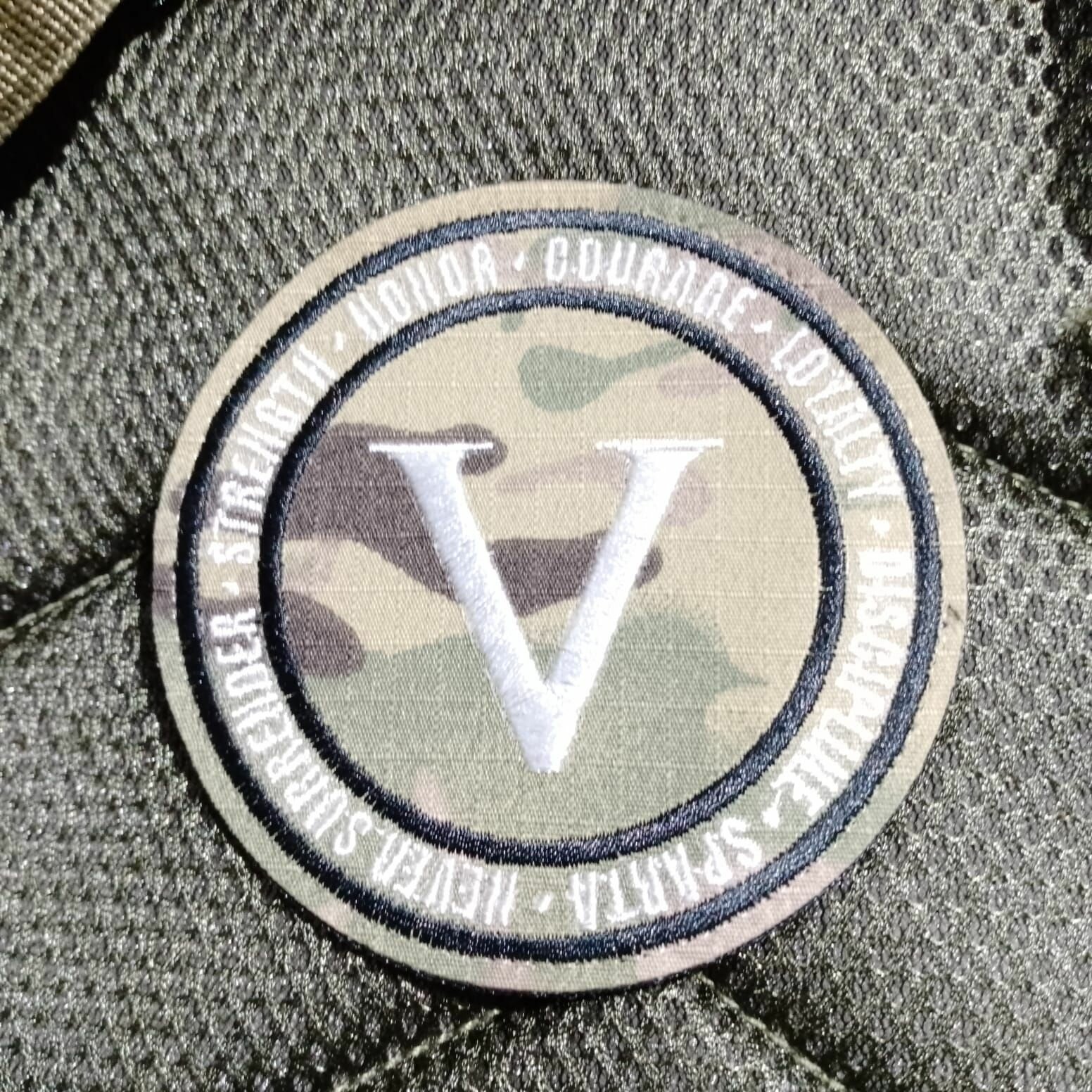 Нашивка V Strength Honor Loyalty вышитая на липучке D-9 мультикам