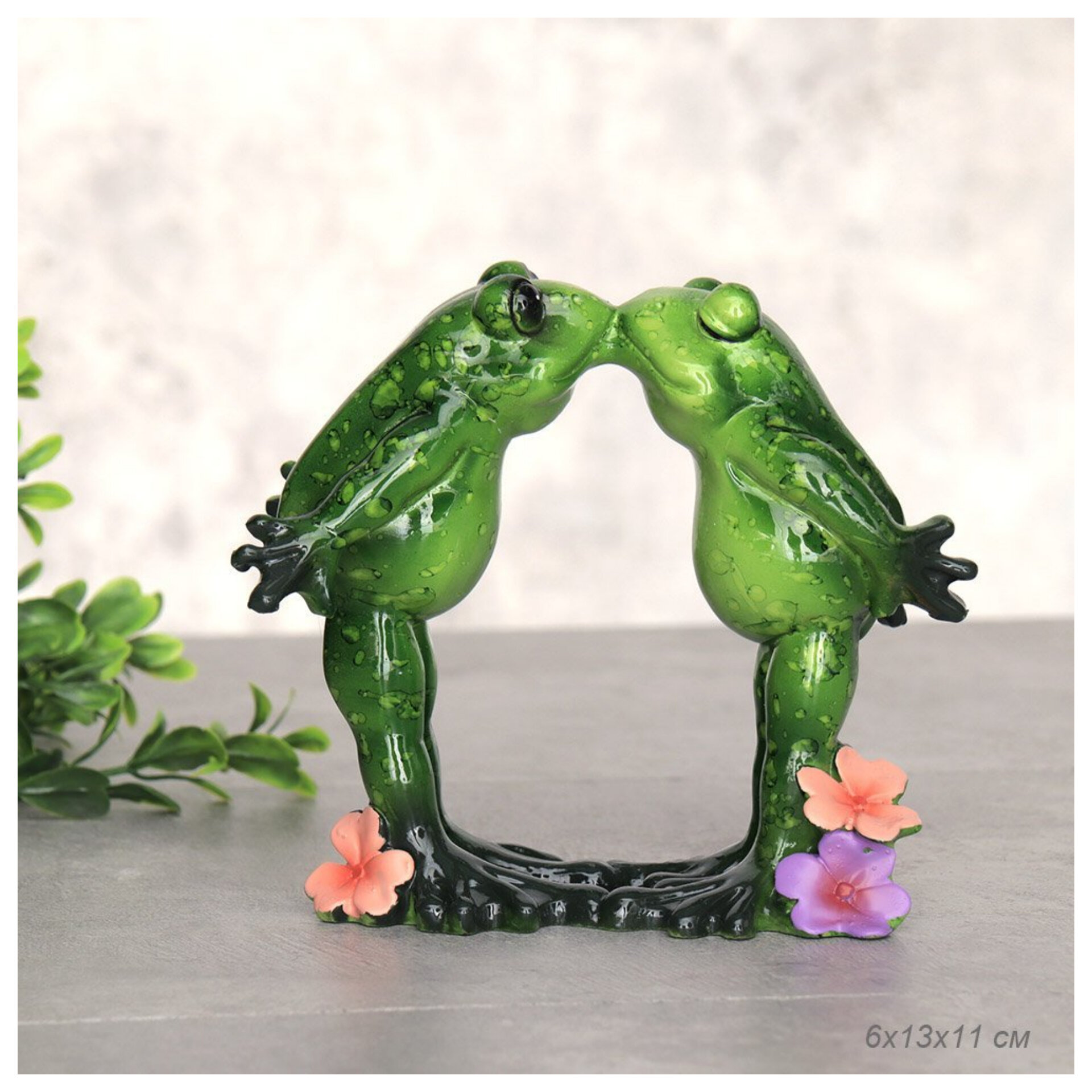 Декоративная фигурка «Пара влюбленных лягушек с цветами», 13х6х11 см.