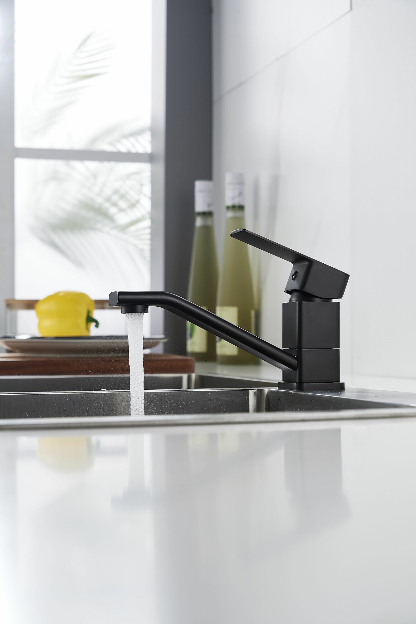 Смеситель для кухни однорычажный. Монтаж на одно отверстие, на гайке, гибкая подводка 1/2. черный матовый