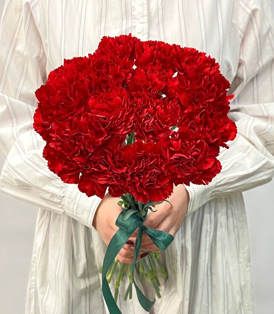 Букет из красных гвоздик «Классика» - 11 шт