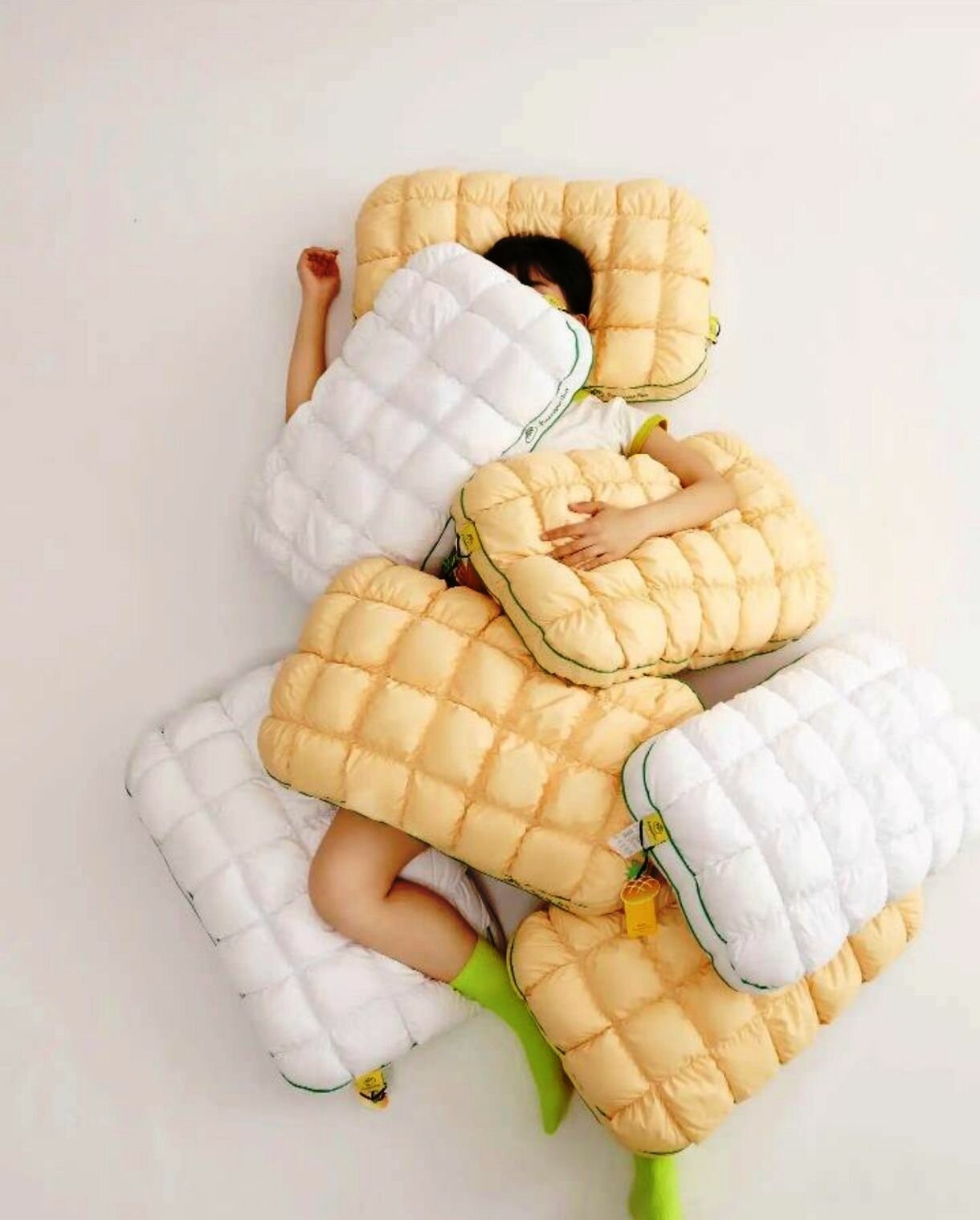 Подушка для сна Pineapple Bun, 50х70, Ананас, в чехле с замком