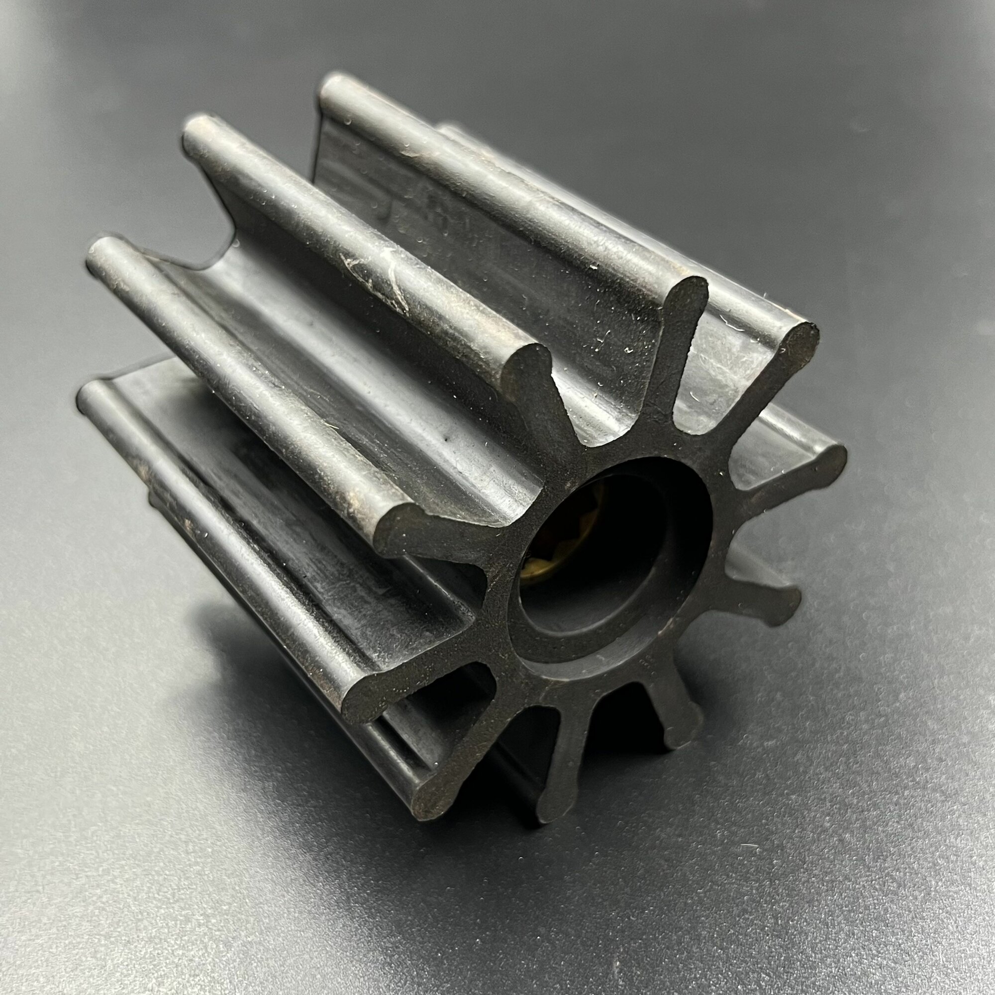 Крыльчатка помпы охлаждения YANMAR 119593-42200; 119593-42202/MERCRUISER 47-831311350 (Omax).