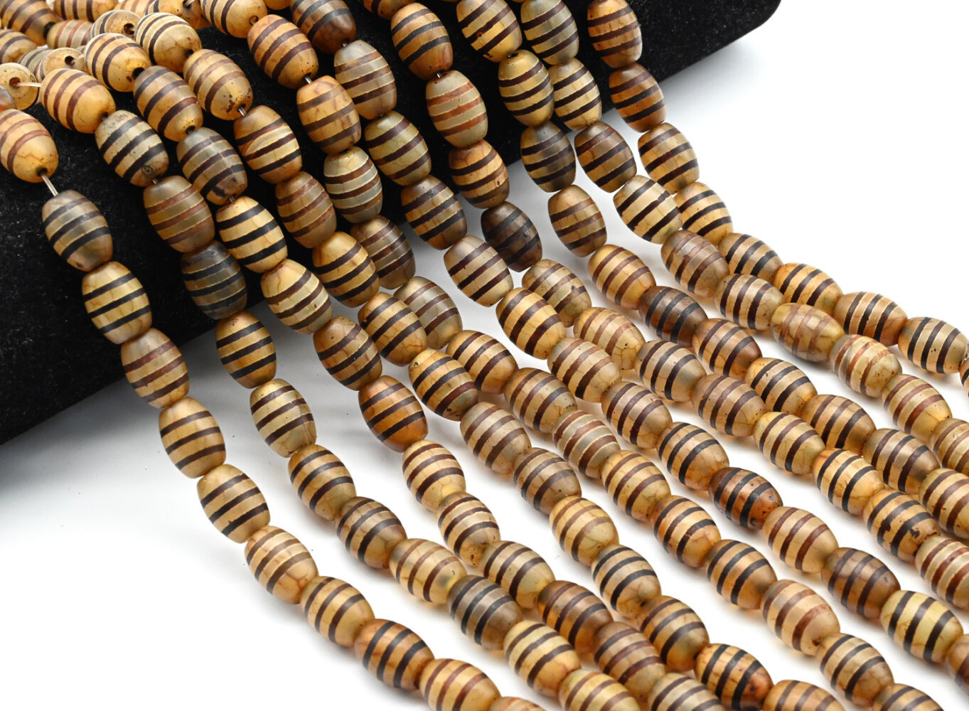 Бусины Дзи "Три полоски" из агата бочонок 10*14мм, 34см, 25 бусин .