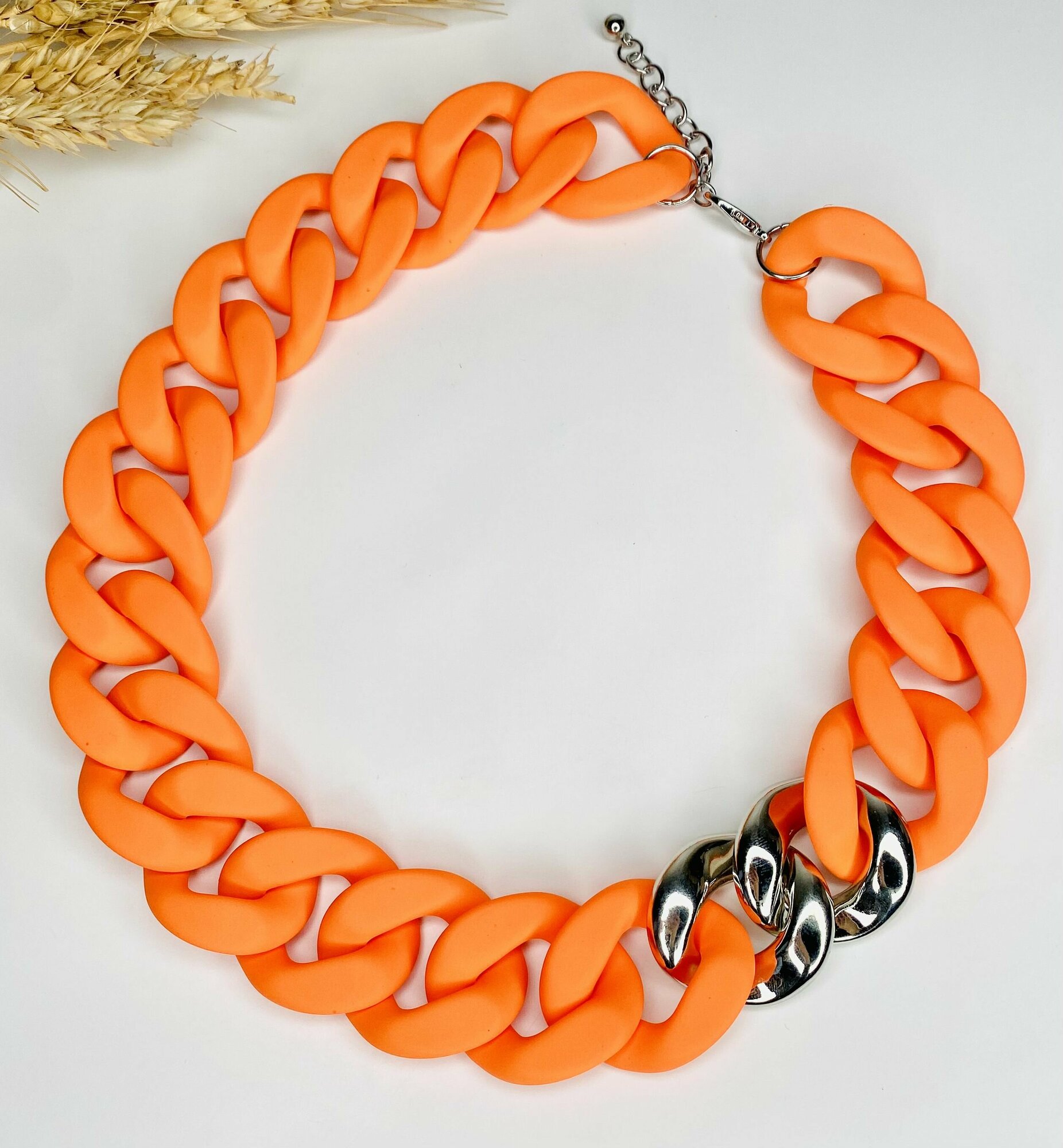 Колье, пластик