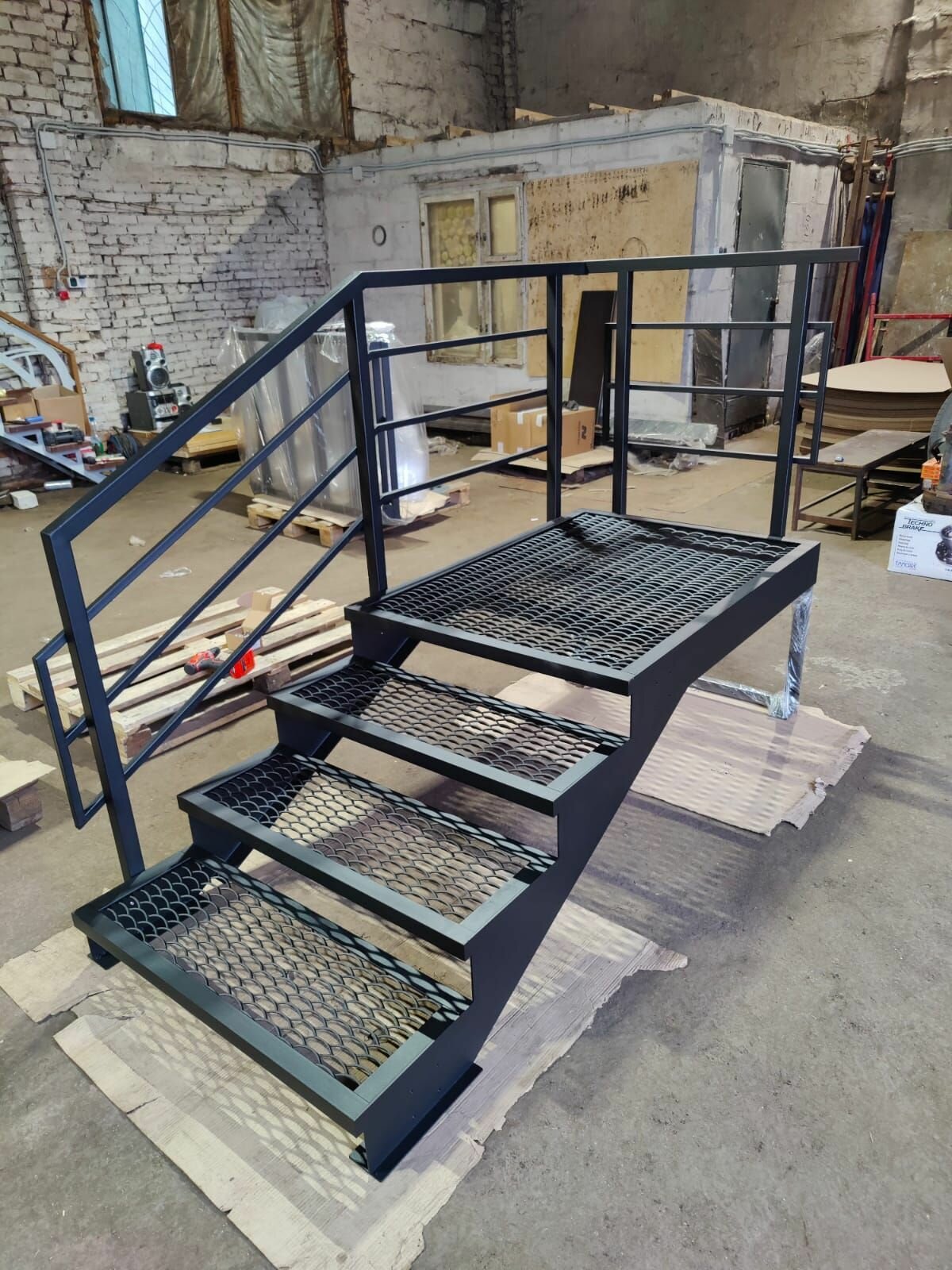 Лестница-крыльцо 4 ступени с площадкой, c ПВЛ, ограждения с одной стороны и торца. Ширина 1.5 метра.