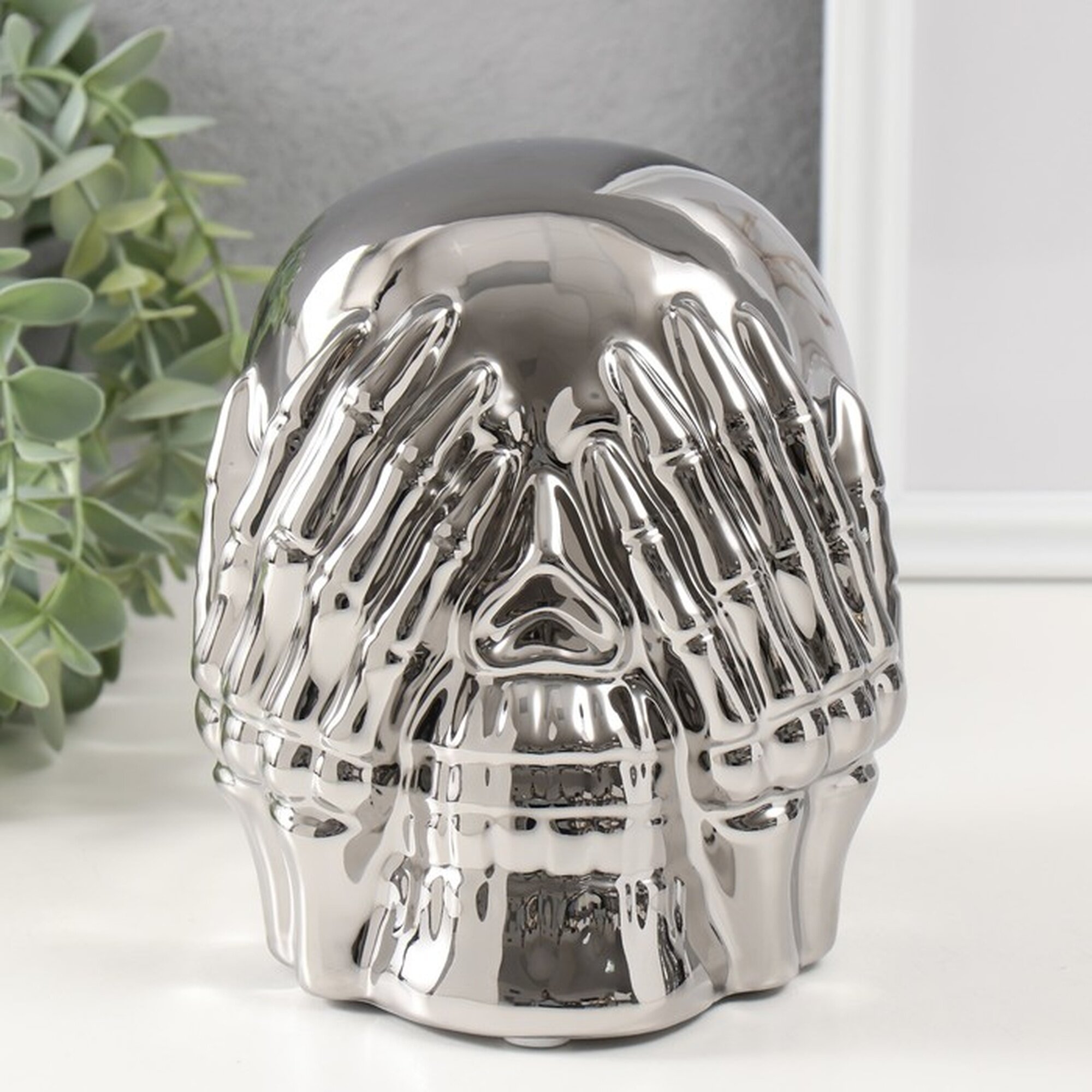 Фигурка керамика «Череп с кистями на глазах», серебро, 13.5×14×15 см