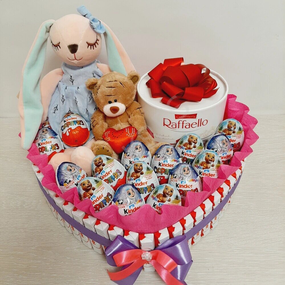 Подарочная коробка сладостей LAKRES "Валентинка", киндеры и раффаэлло