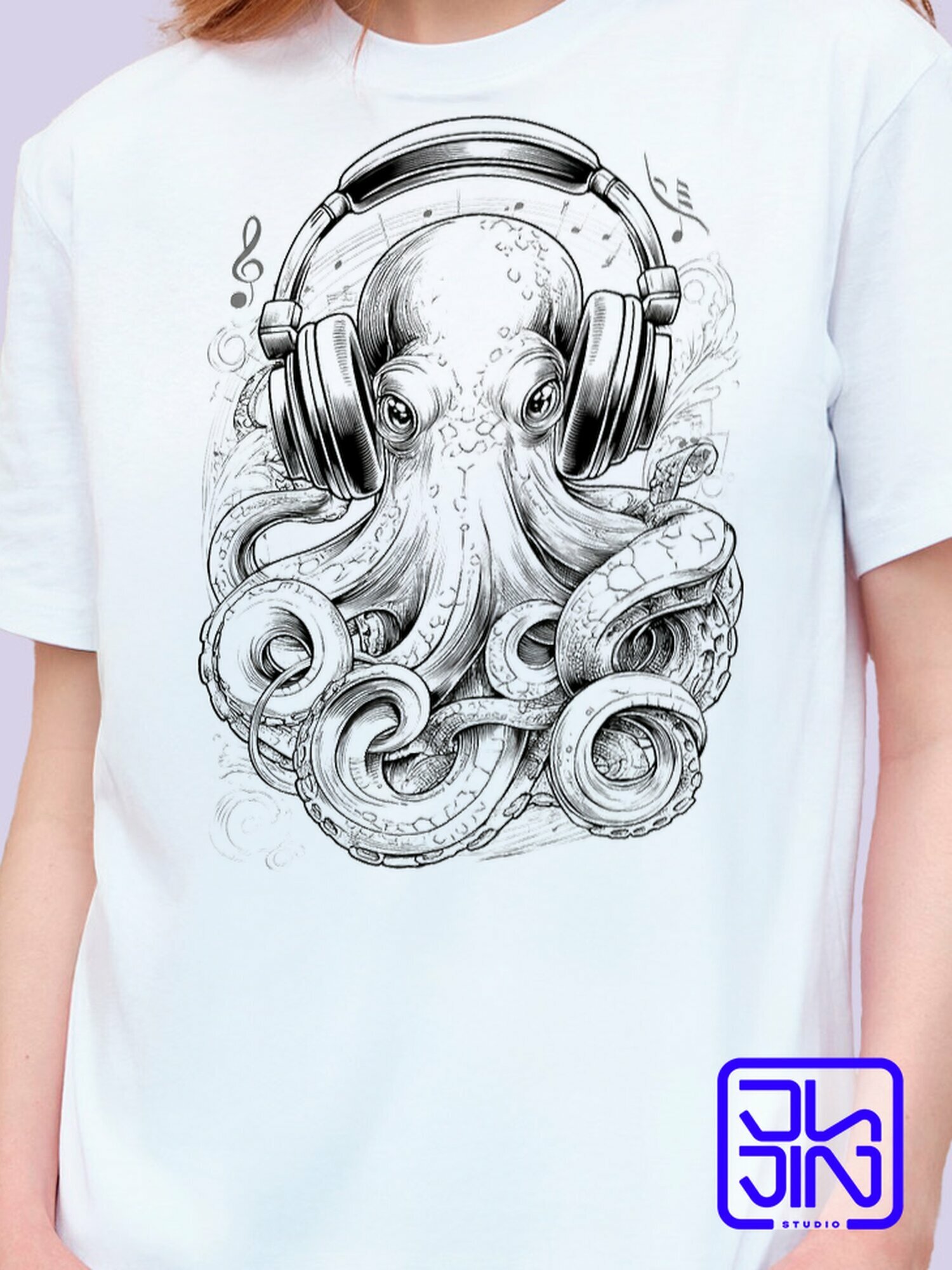 Футболка классическая женская с авторским принтом Крутой черно-белый осьминог в наушниках, оригинальный белый музыкальный принт, белый хлопковый трикотаж с прикольным рисунком на груди
