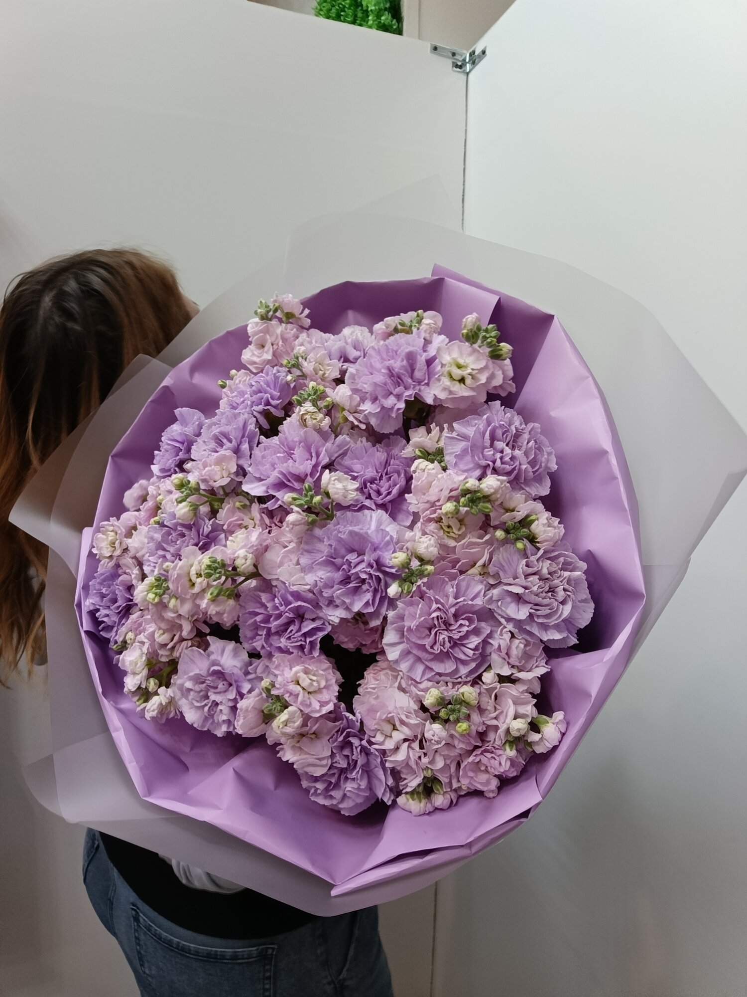 Букет "Лавандовые сны", маттиола и диантусы в стильной упаковке