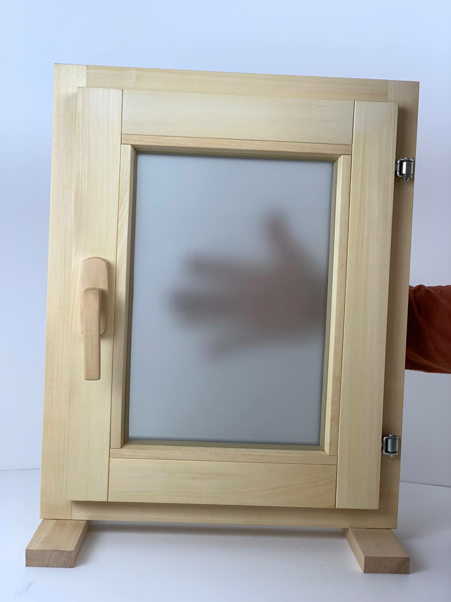 Окно банное 500*400 из липы и лиственницы с матовым стеклопакетом.