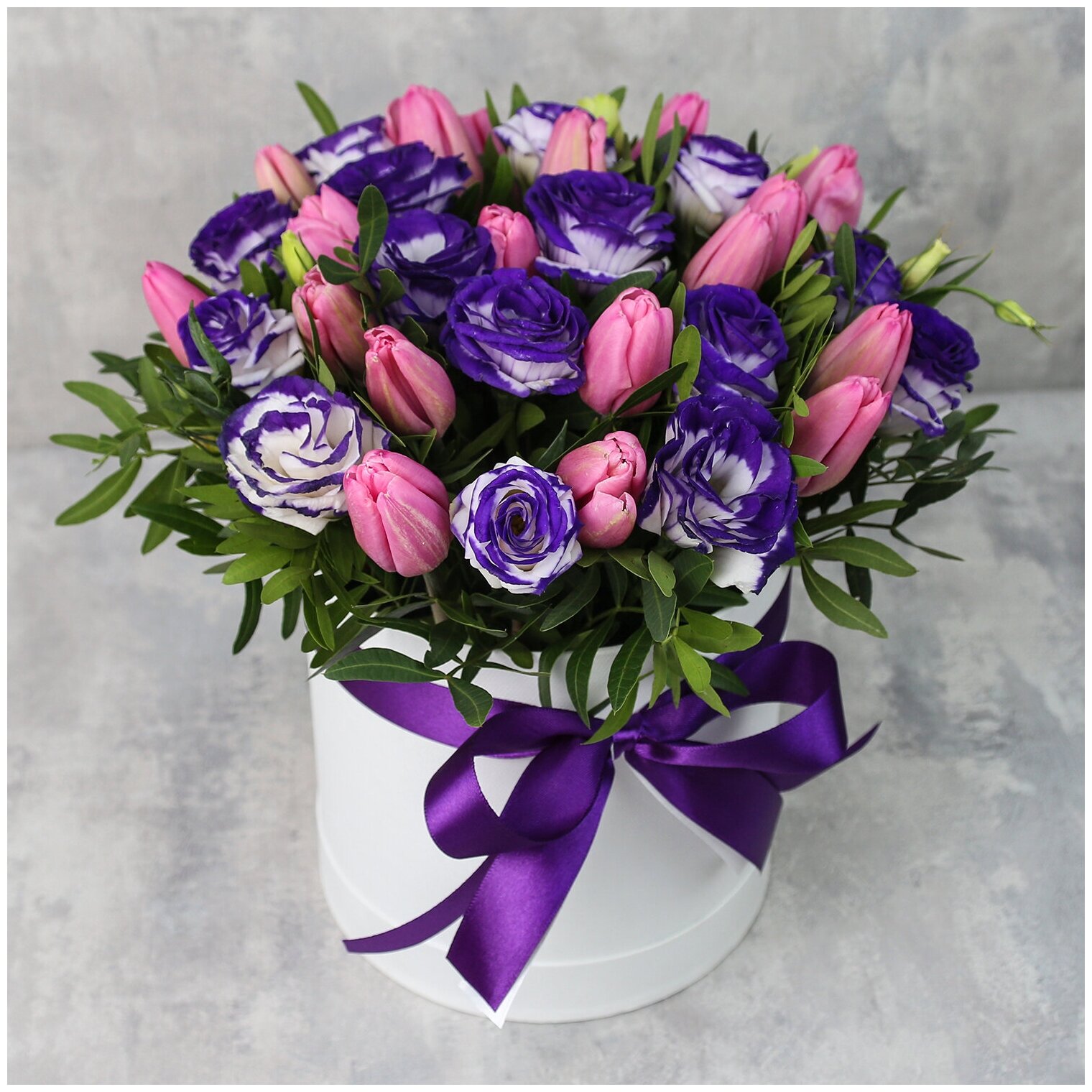 Коробка с тюльпанами «25 розовых тюльпанов с эустомой»