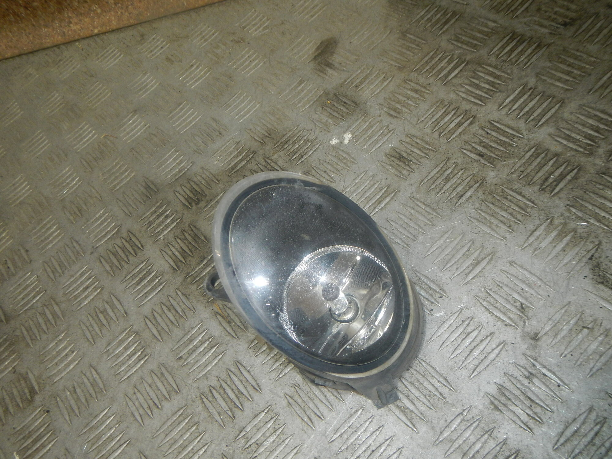 Б/У Фара противотуманная правая, Audi (Ауди)-A6 (C6) (05-11) AUDI A6 (C6) (05-11) Потертости. 570071 VAG арт. 4F0941700