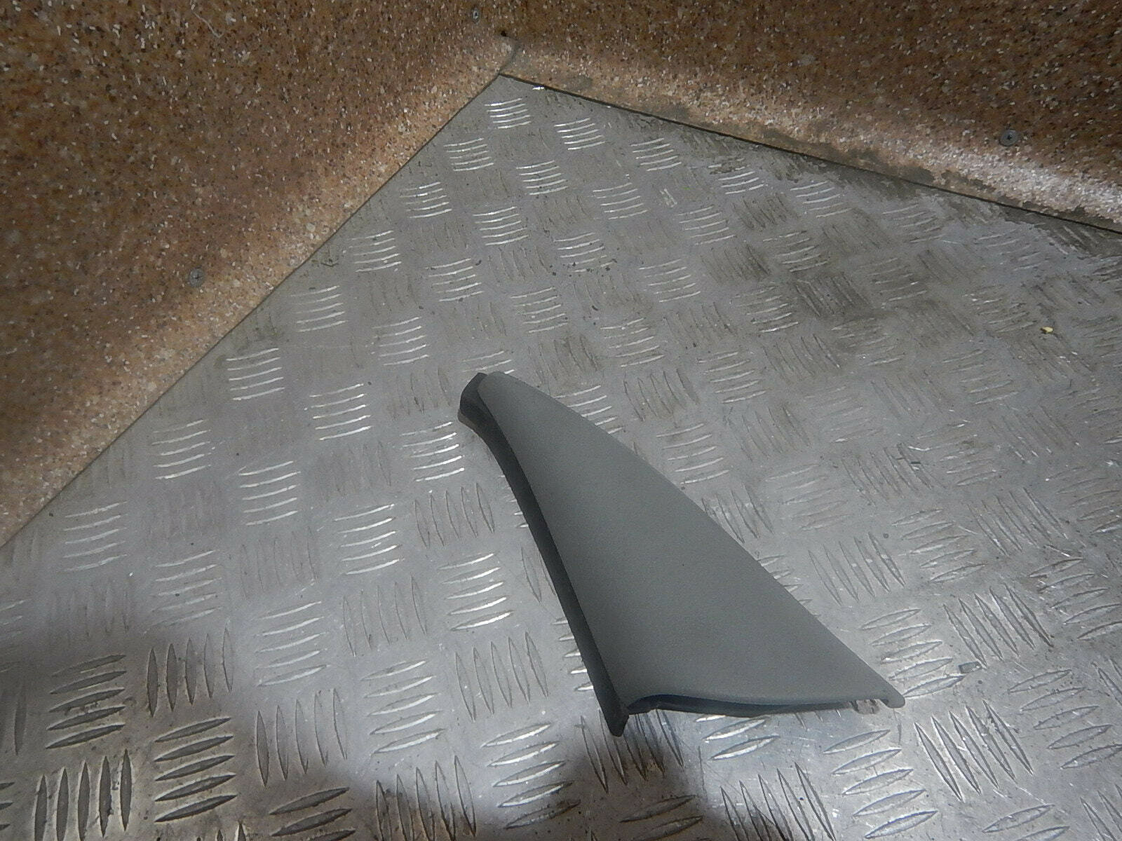 Б/У Уголок двери передней левой (внутренний), Renault (Рено)-CLIO/SYMBOL (98-08) RENAULT CLIO/SYMBOL (98-08) Без поврежд...