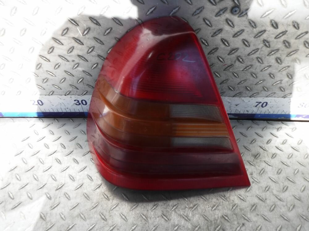 Фонарь задний левый Mercedes W202 2028200164