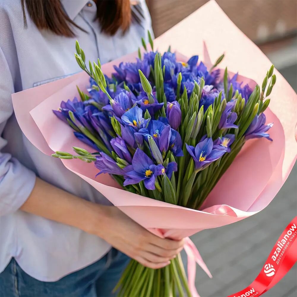 Букет из 35 ирисов в розовой бумаге с атласной лентой от АзалияНау