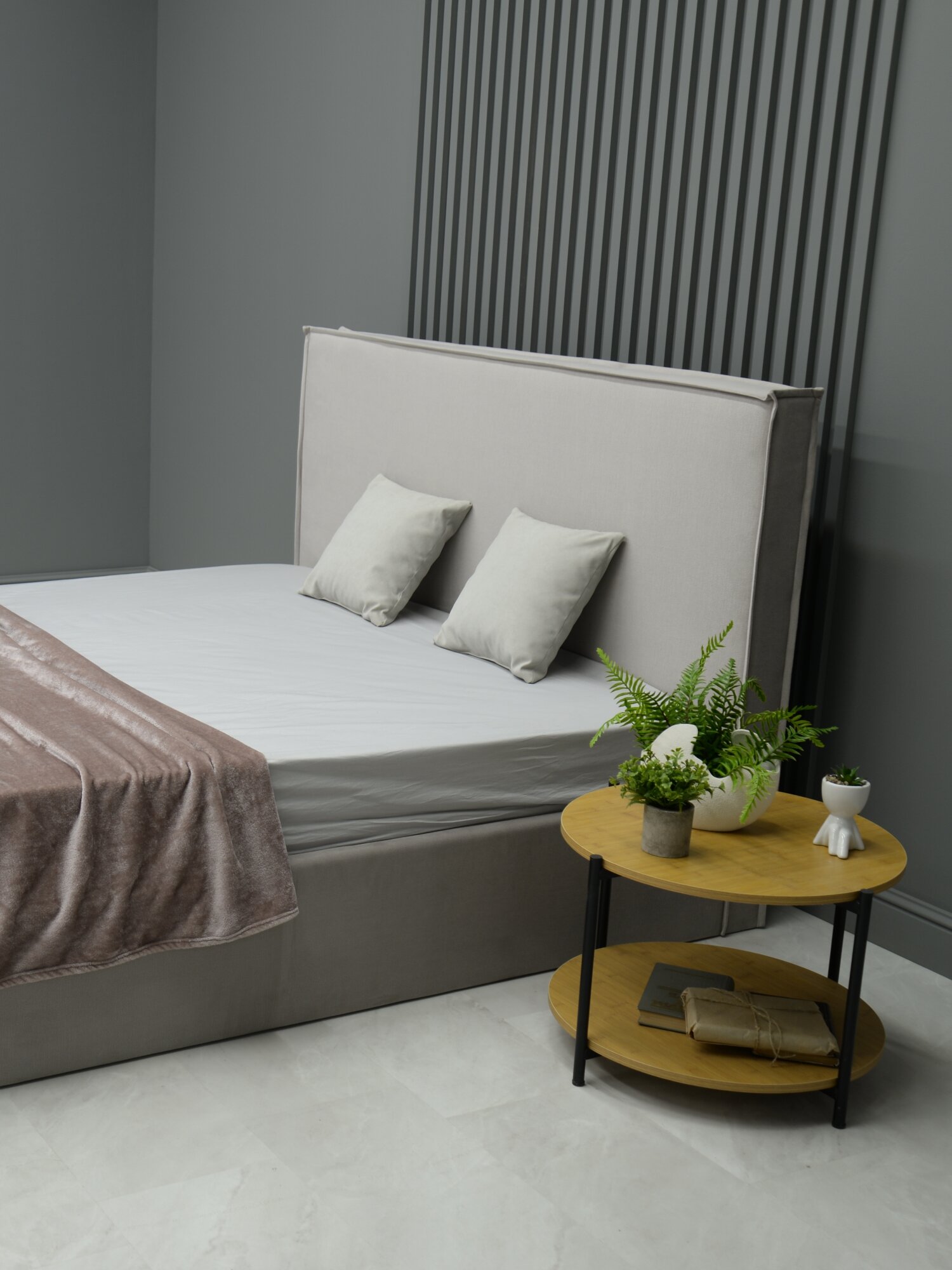 Двуспальная кровать Лутон 180х200 см, с подъемным механизмом и ящиком для белья, велюр бежево-розовый