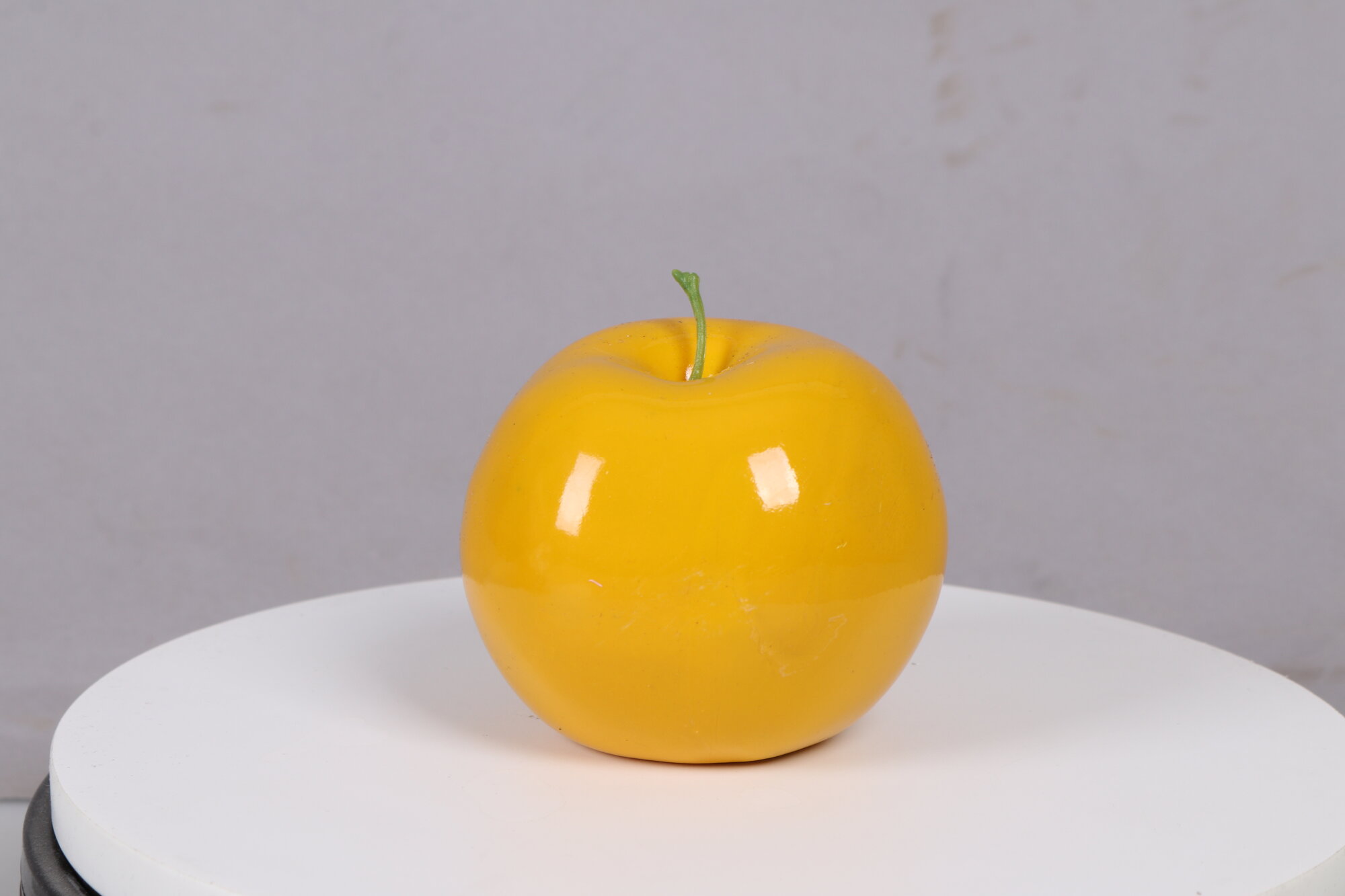 Искусственное яблоко Holodilova, жёлтое, 8 см, декоративная ёмкость отсутствует