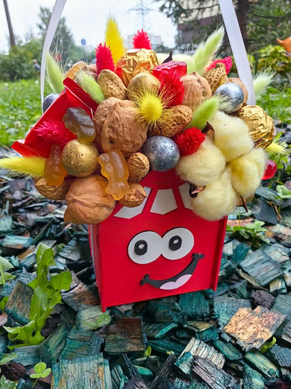 Вкусный подарок из орехов, конфет и сухоцветов "Сладкий карандашик"