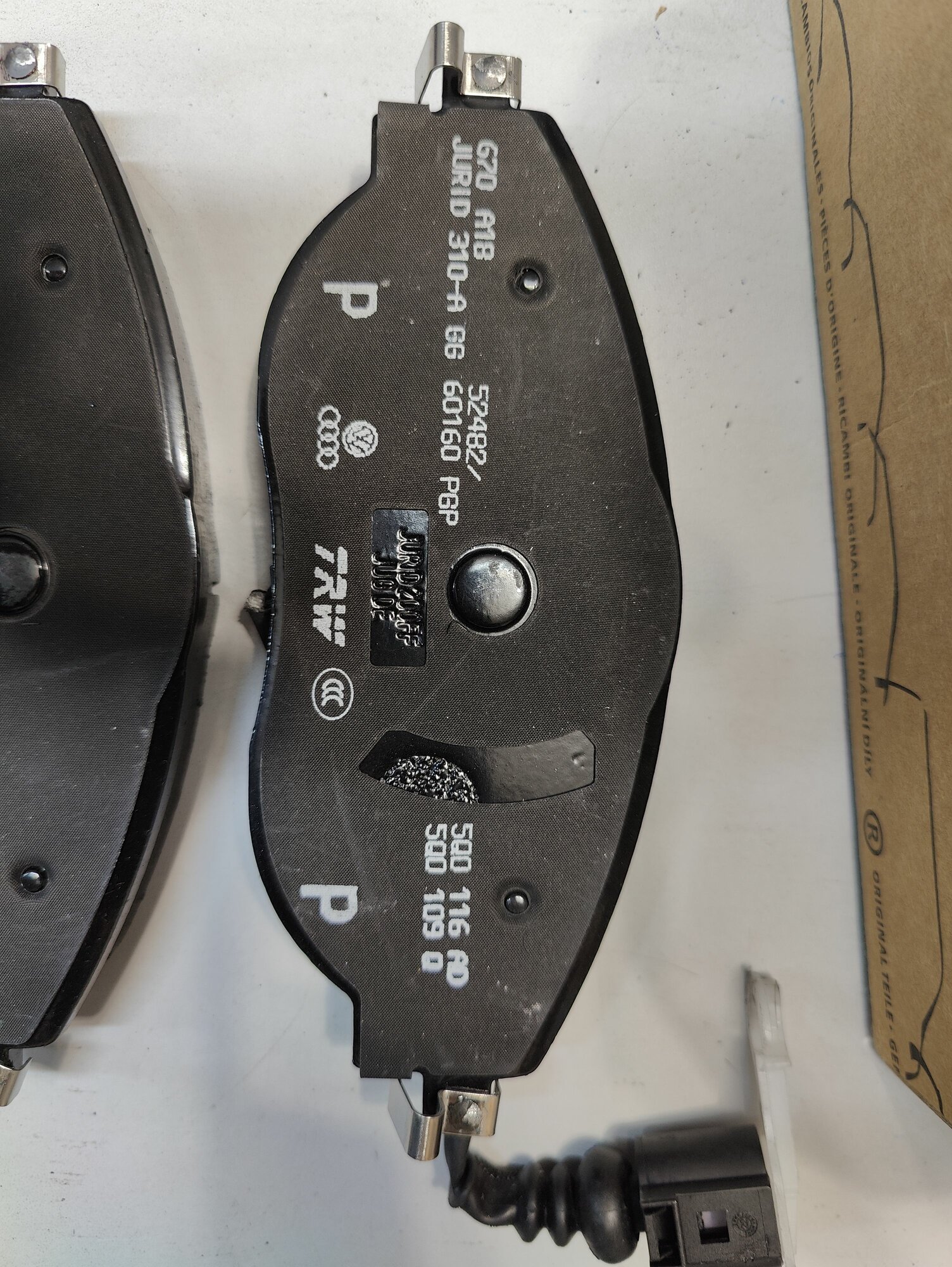Колодки тормозные передние VAG A3, Q3 19-, Tiguan 2 16-, SuperB 16-, GOLF VII 12-, Passat 10-/ 7N0698151D