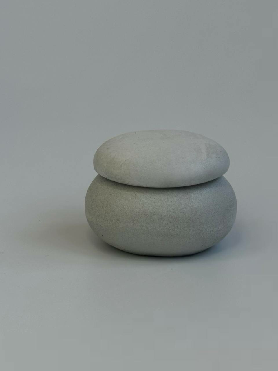 Ароматическая свеча "Табак и ваниль", 21. LUMIERE, ручная работа, 7х5 см, в подсвечнике, бетон