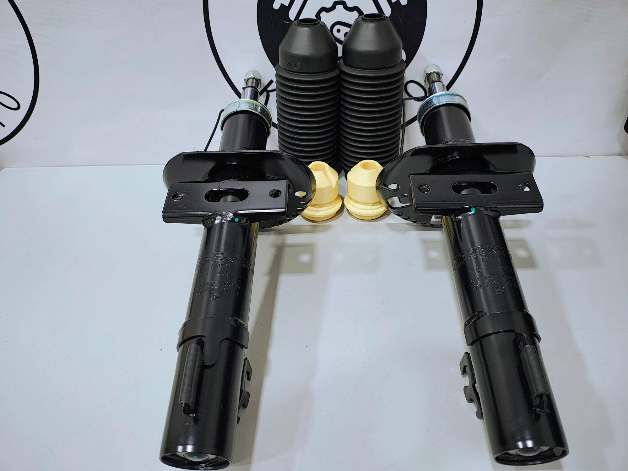 Амортизаторы передние с пыльниками и отбойниками Фольксваген Поло седан Volkswagen polo 2011- Германия Zekkert