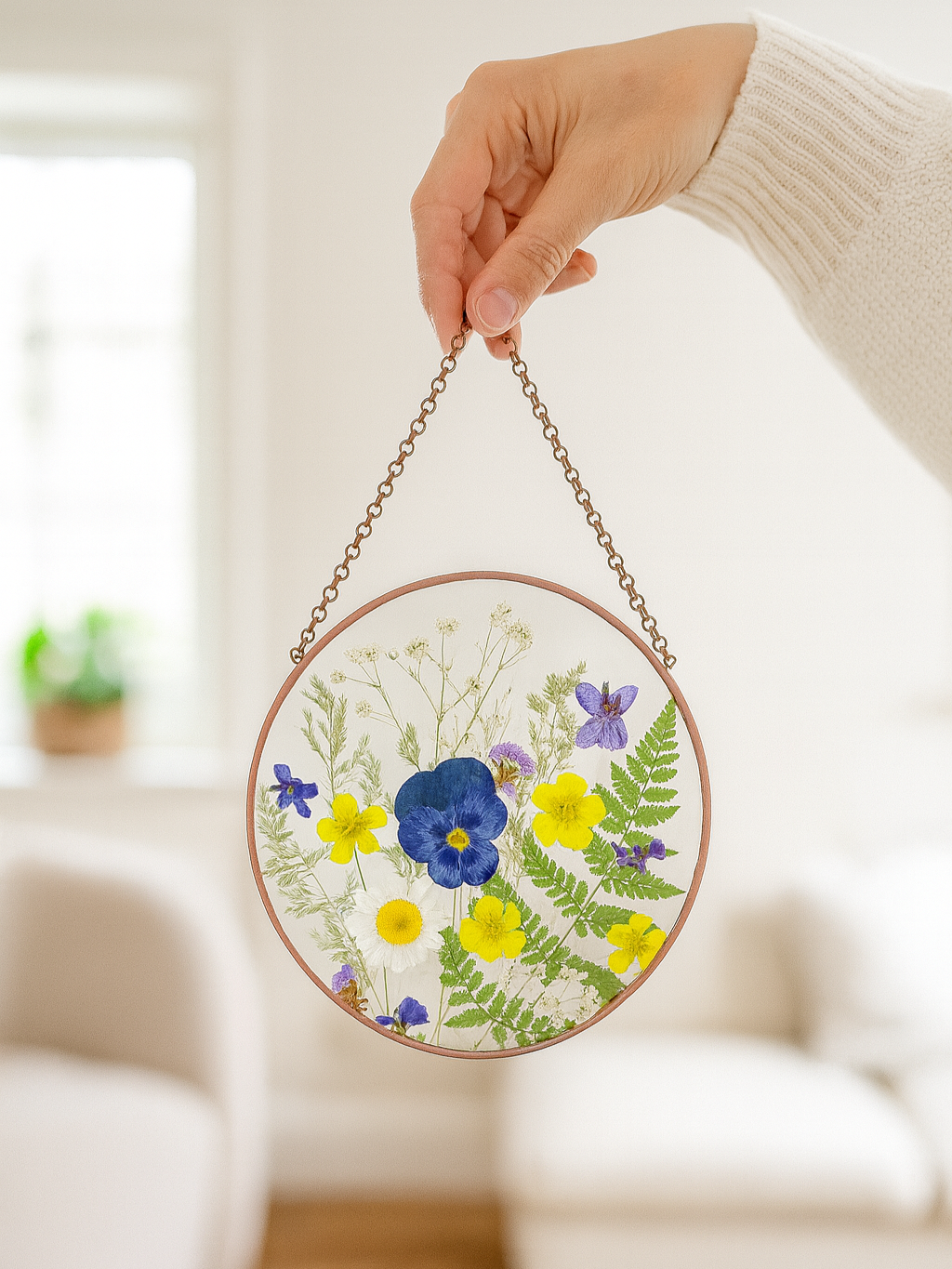 Панно из засушенных цветов в круглой медной рамке — гербарий ручной работы в стекле / 16 см / медная рама