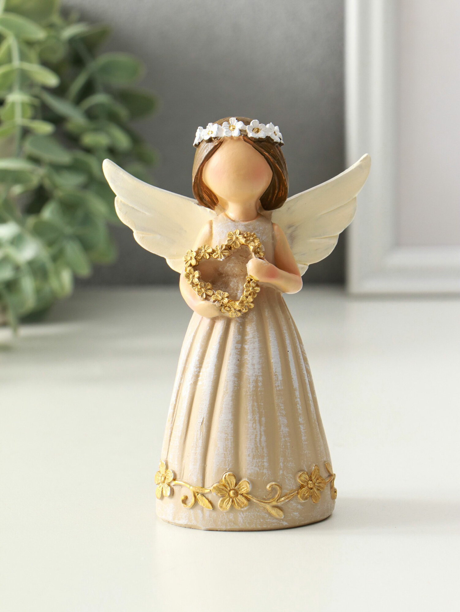 Фигурка полистоун "Девочка-ангел с венком-сердце", 4.5x8x12 см