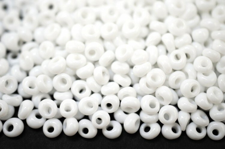 Бисер японский TOHO Magatama 4мм #0041 белый, непрозрачный, 5 грамм