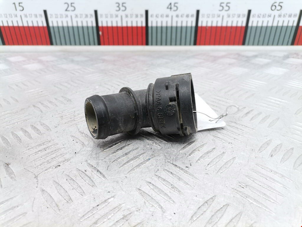 Фланец (штуцер системы охлаждения тройник) Volkswagen Golf 4 1J0122291 арт. 2025345