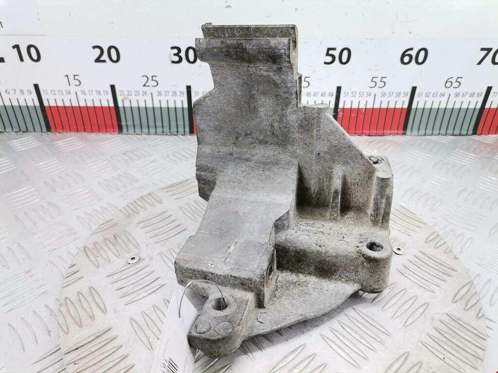 Кронштейн (крепление лапа) двигателя Ford Focus 1 арт. 1810816