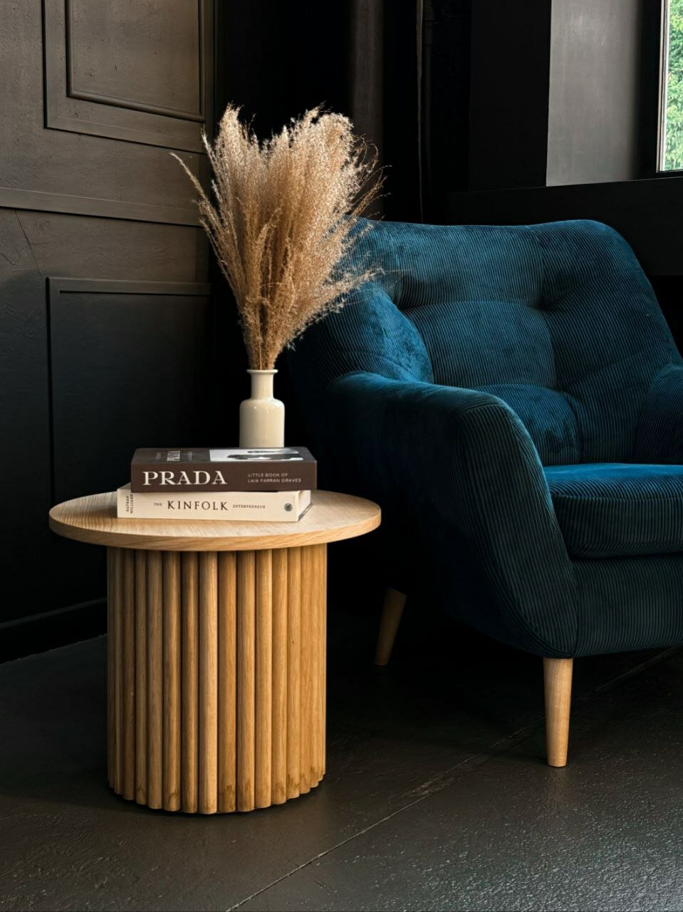 Круглый дубовый журнальный столик для гостиной из массива и шпона